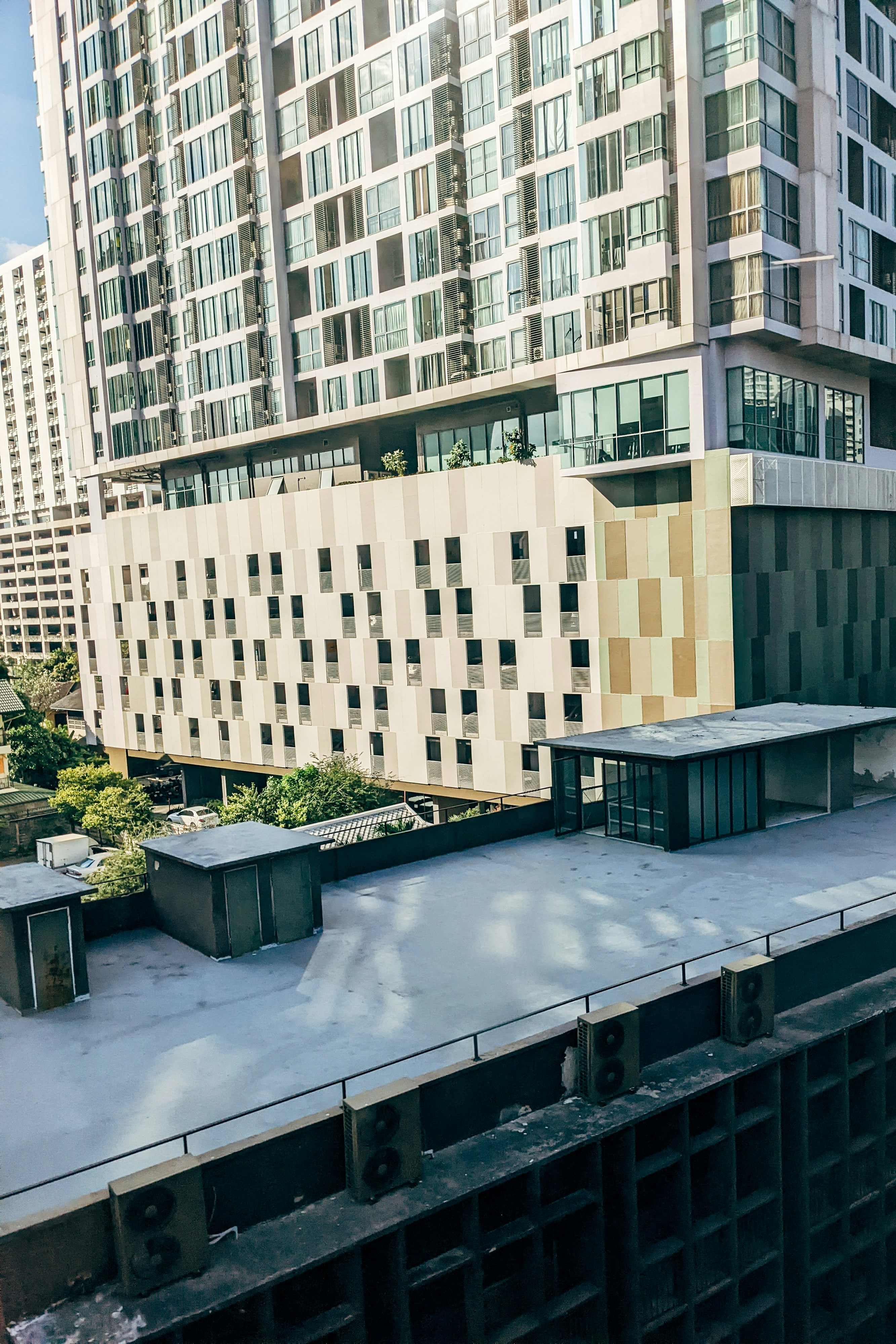 Foto Un edificio muy alto con muchas ventanas – Imagen Bangkok gratis en Unsplash
