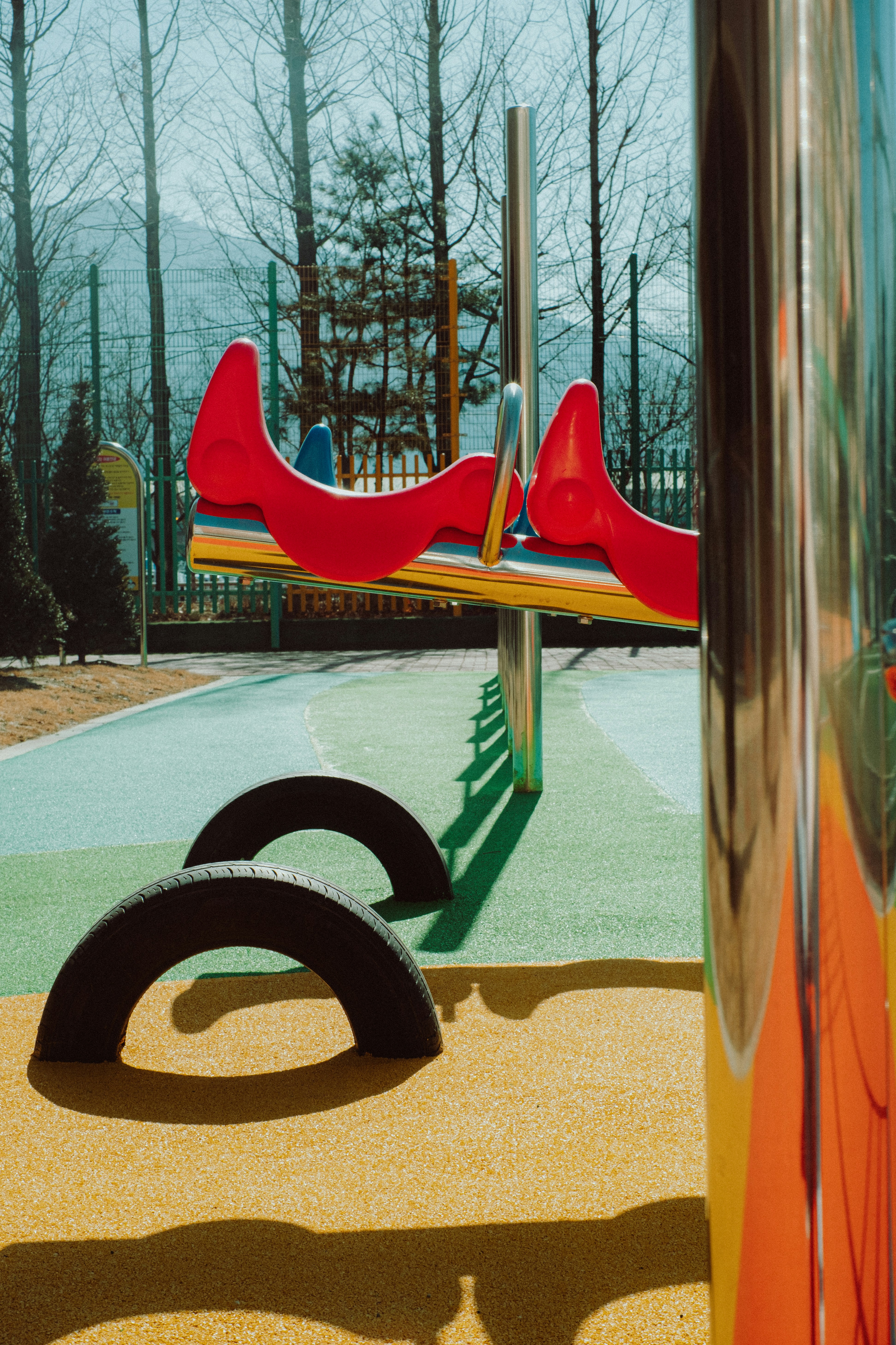 Une aire de jeux pour enfants dans un parc avec aire de jeux photo ...