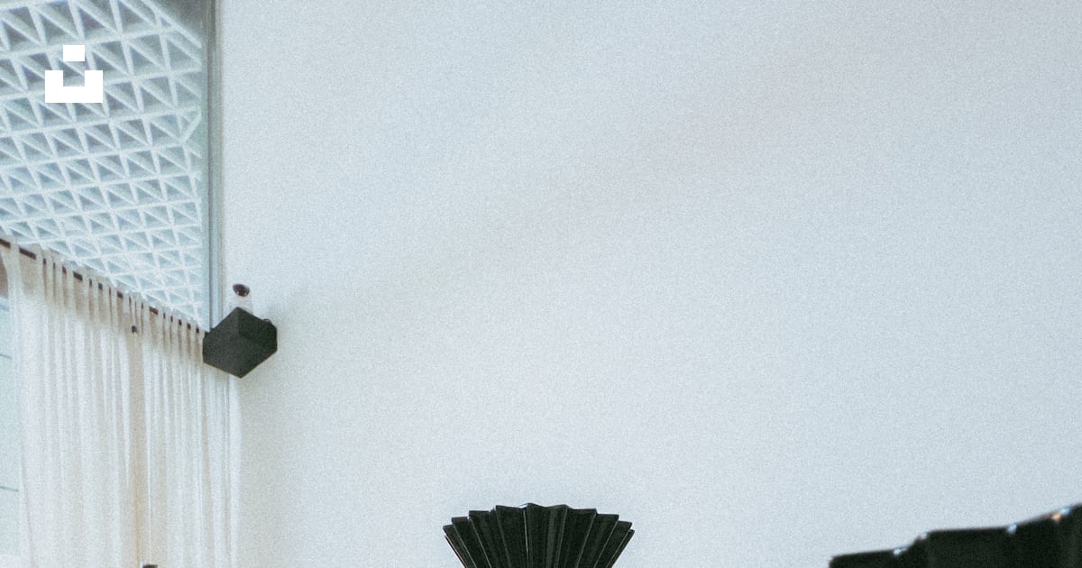 스토브 탑 오븐 옆에 앉아 있는 스토브 탑 오븐 사진 Unsplash의 무료 커피 이미지