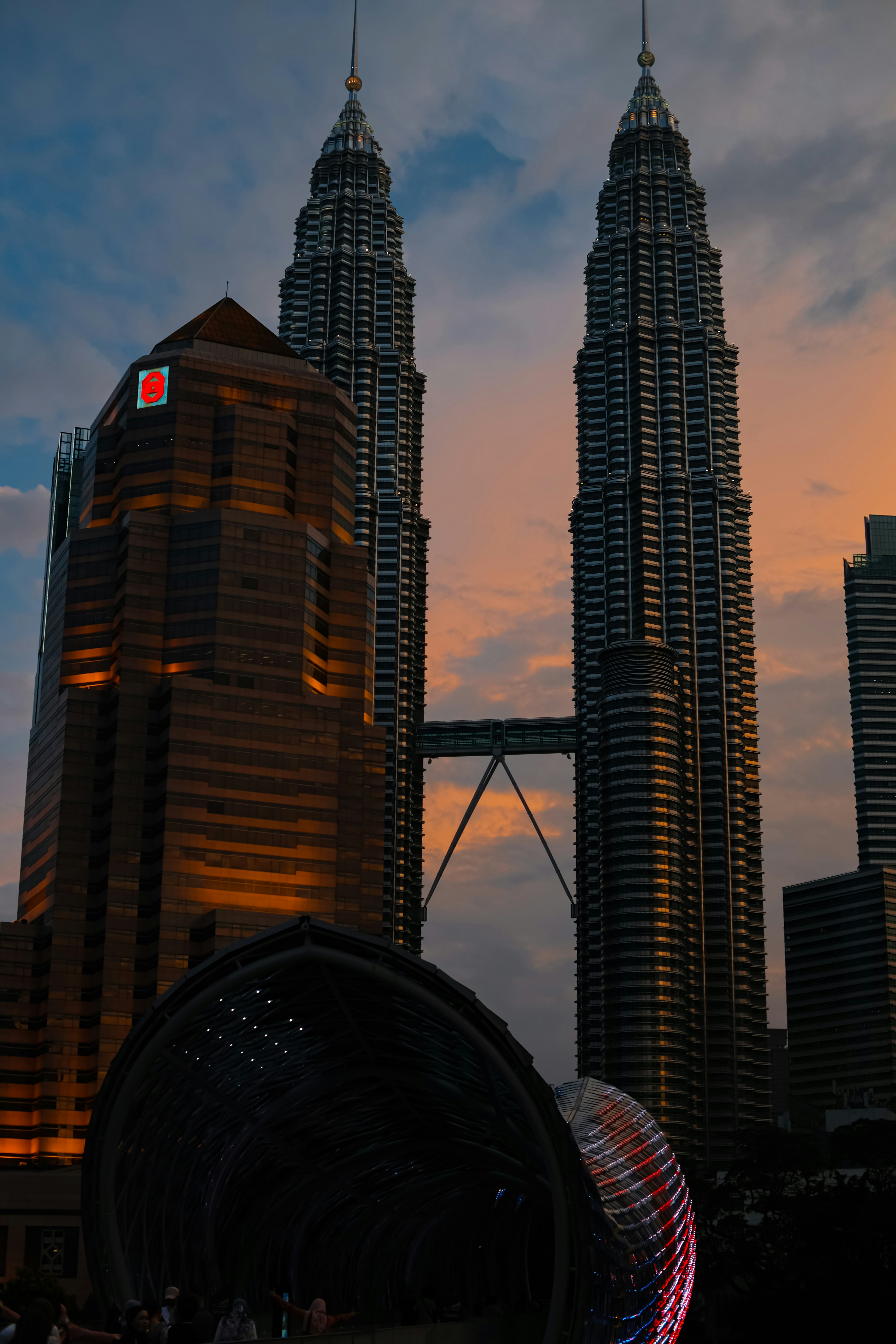 Foto Un par de edificios altos sentados uno al lado del otro – Imagen Alto gratis en Unsplash