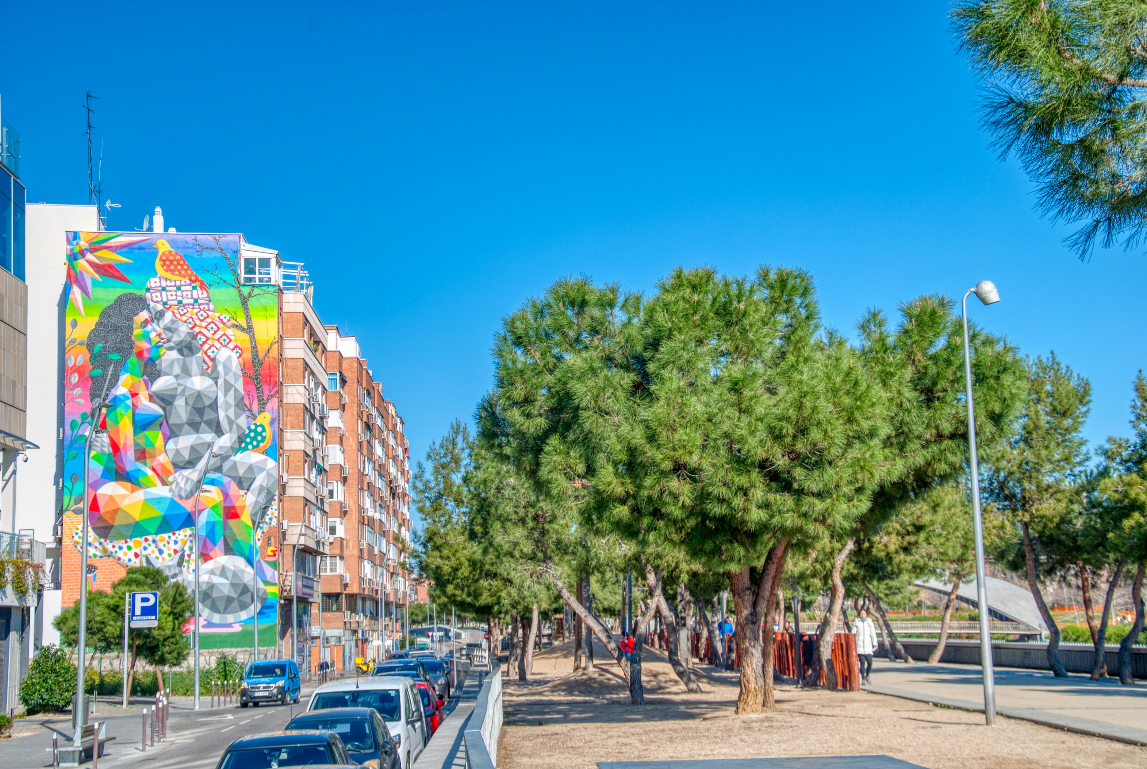 Chromatic Mural on a Sunlit Boulevard Framing a Lively Urban Street