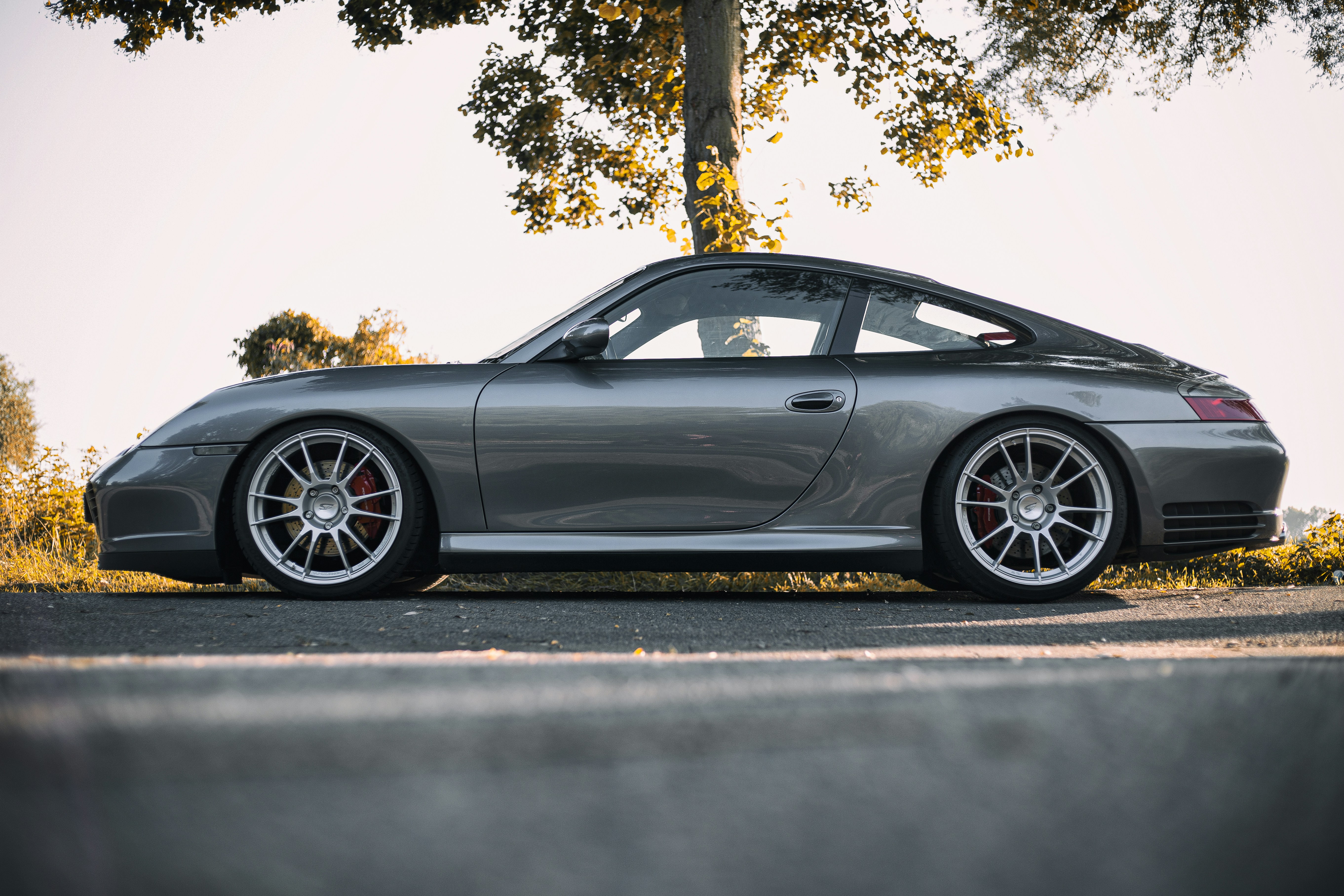 Un auto deportivo plateado estacionado al costado de la carretera foto ...