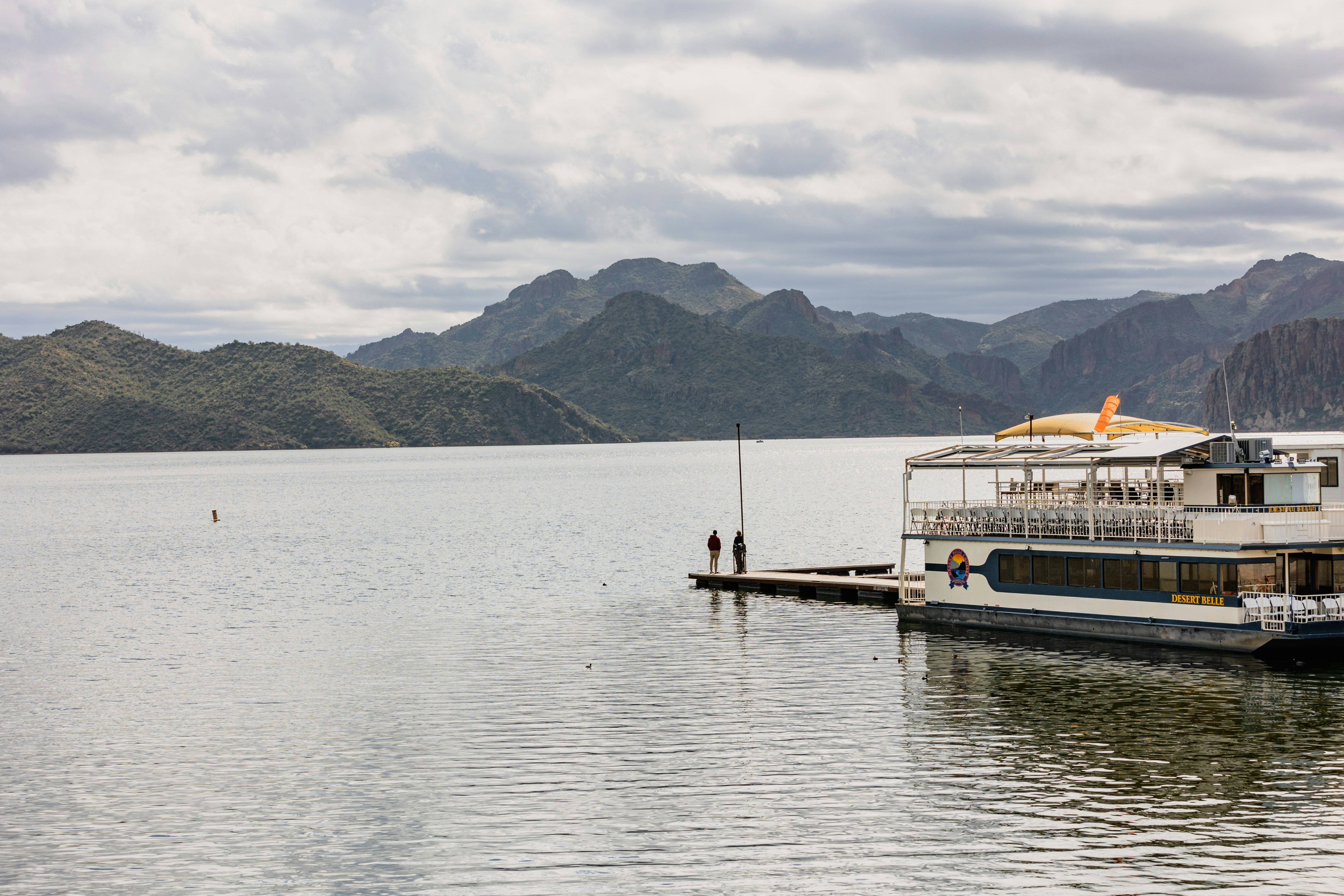 A large boat floating on top of a large body of water photo – Free Grey ...
