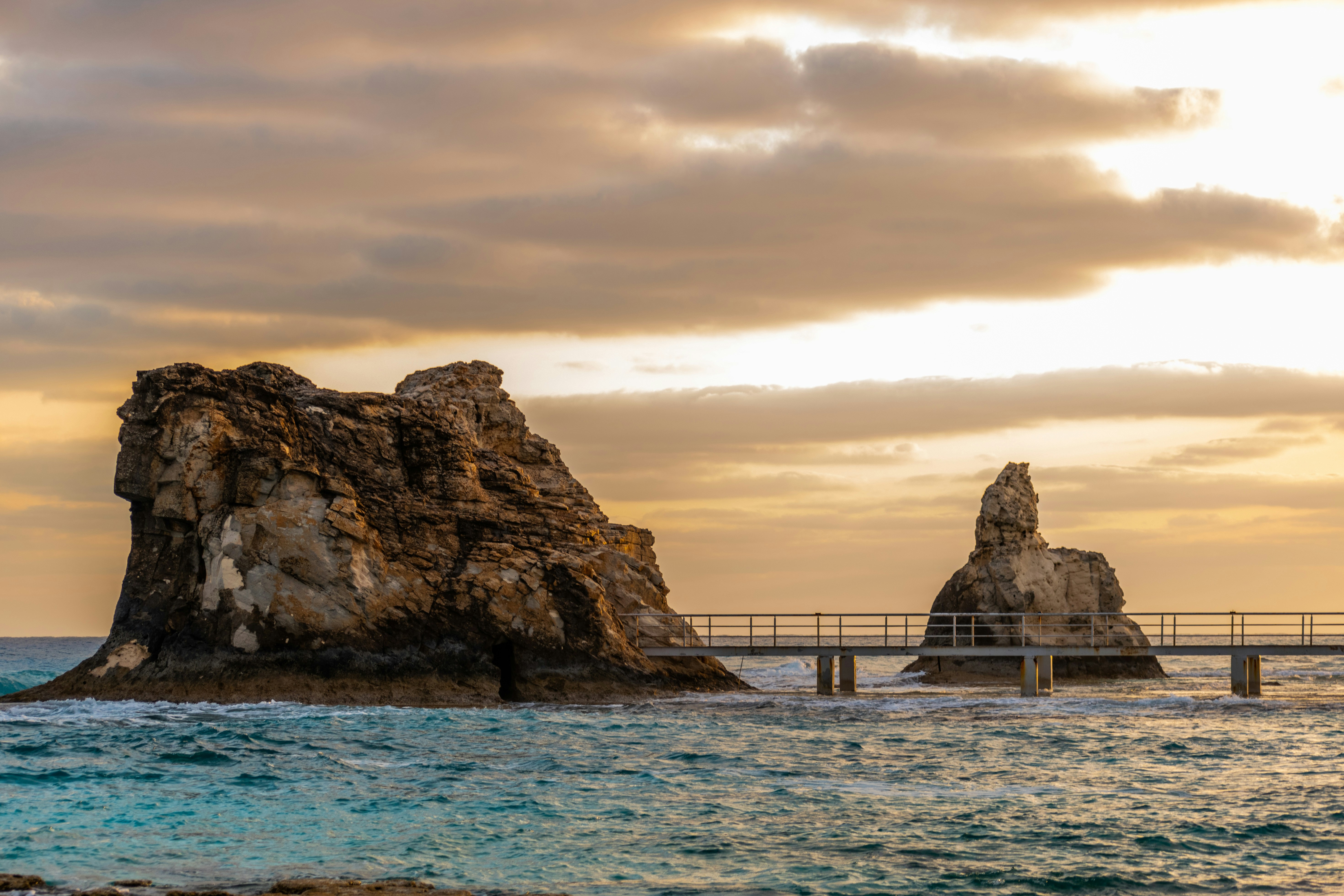 Un gros rocher au milieu de l’océan photo – Photo En plein air Gratuite ...