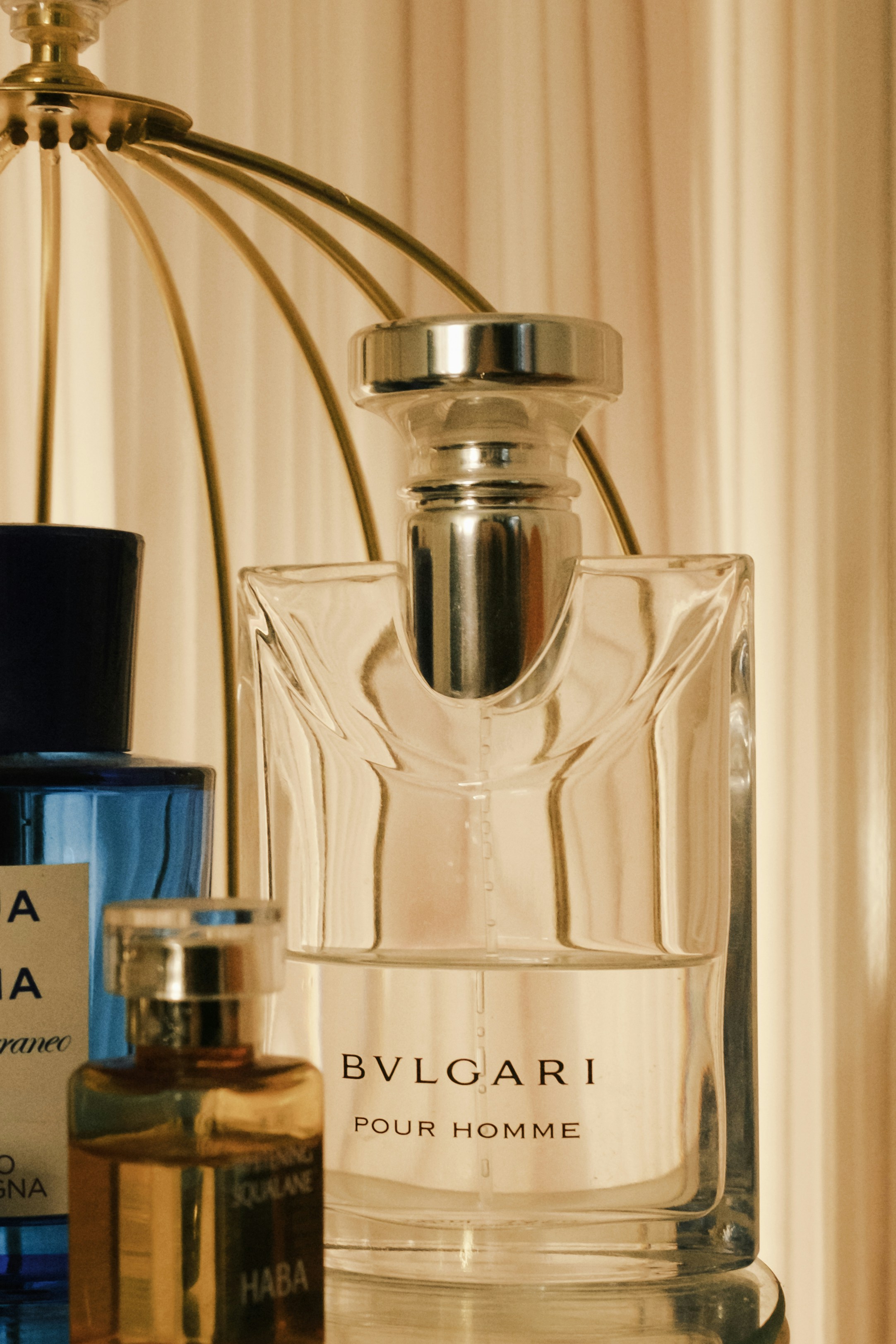 Quelques flacons de parfum posés sur une table photo – Photo 향수 Gratuite sur Unsplash