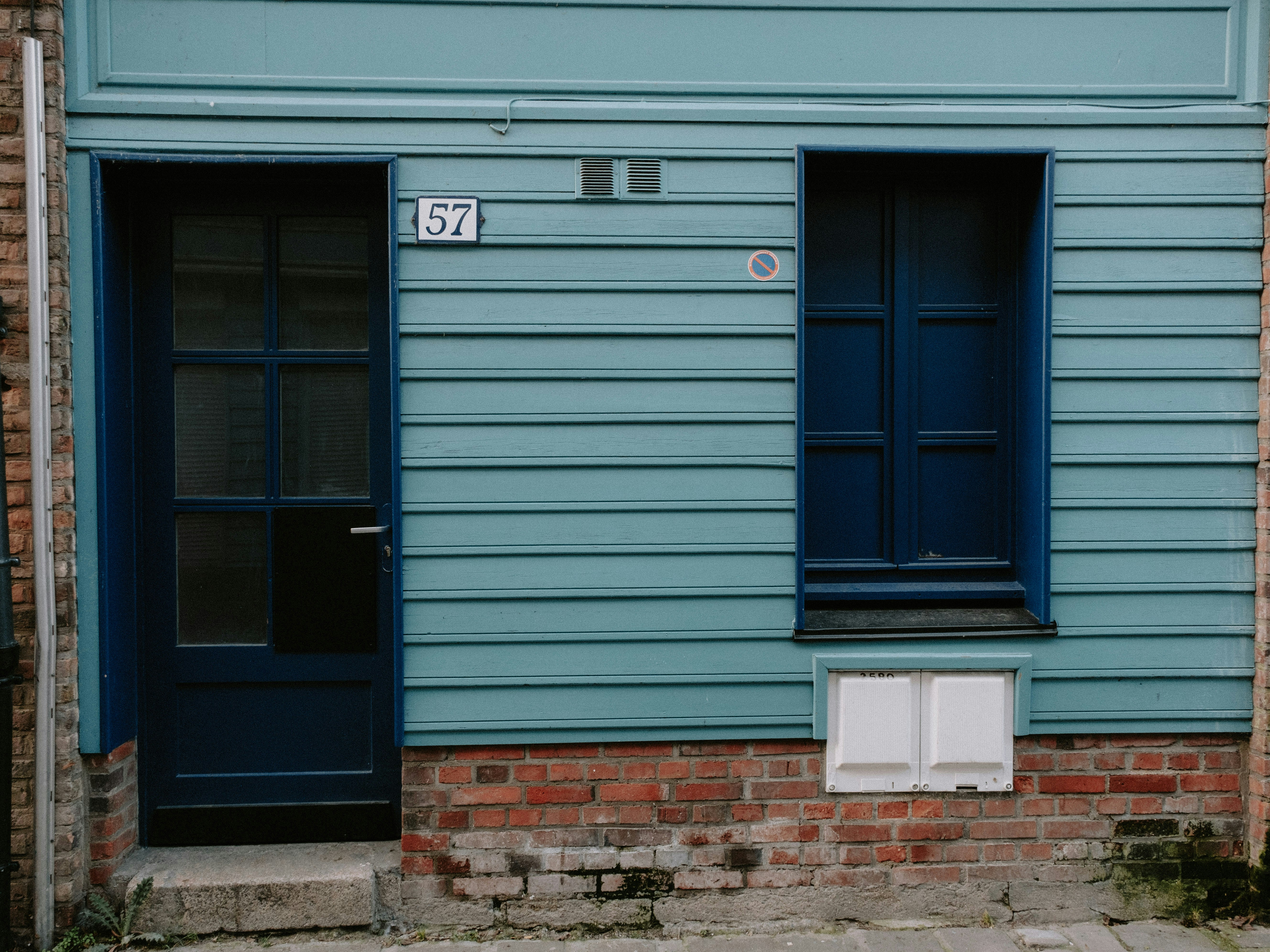 A blue building with two windows and a number plate photo – Free Amiens ...