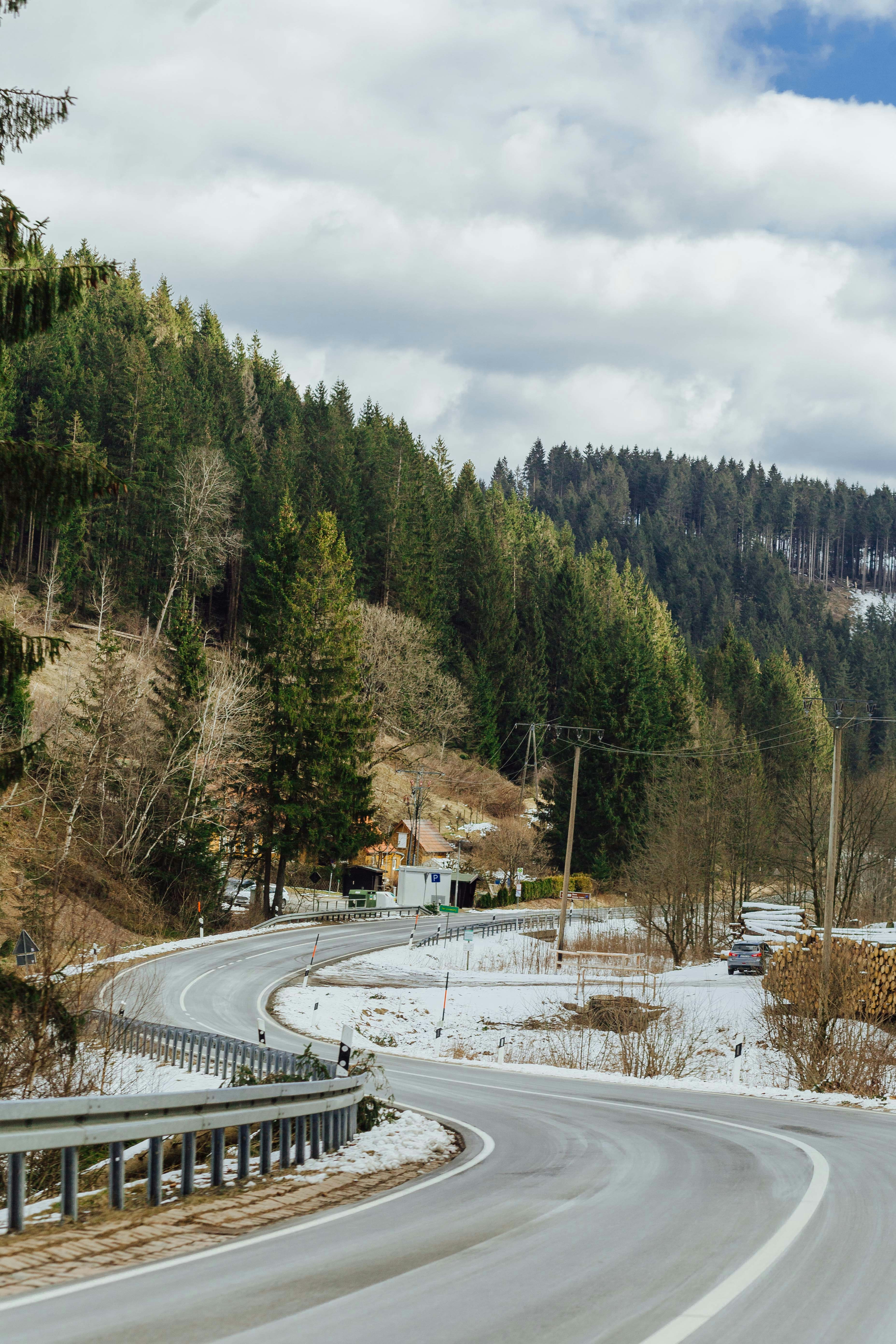 Une route sinueuse au milieu d’une forêt photo – Photo Forêt du Harz ...