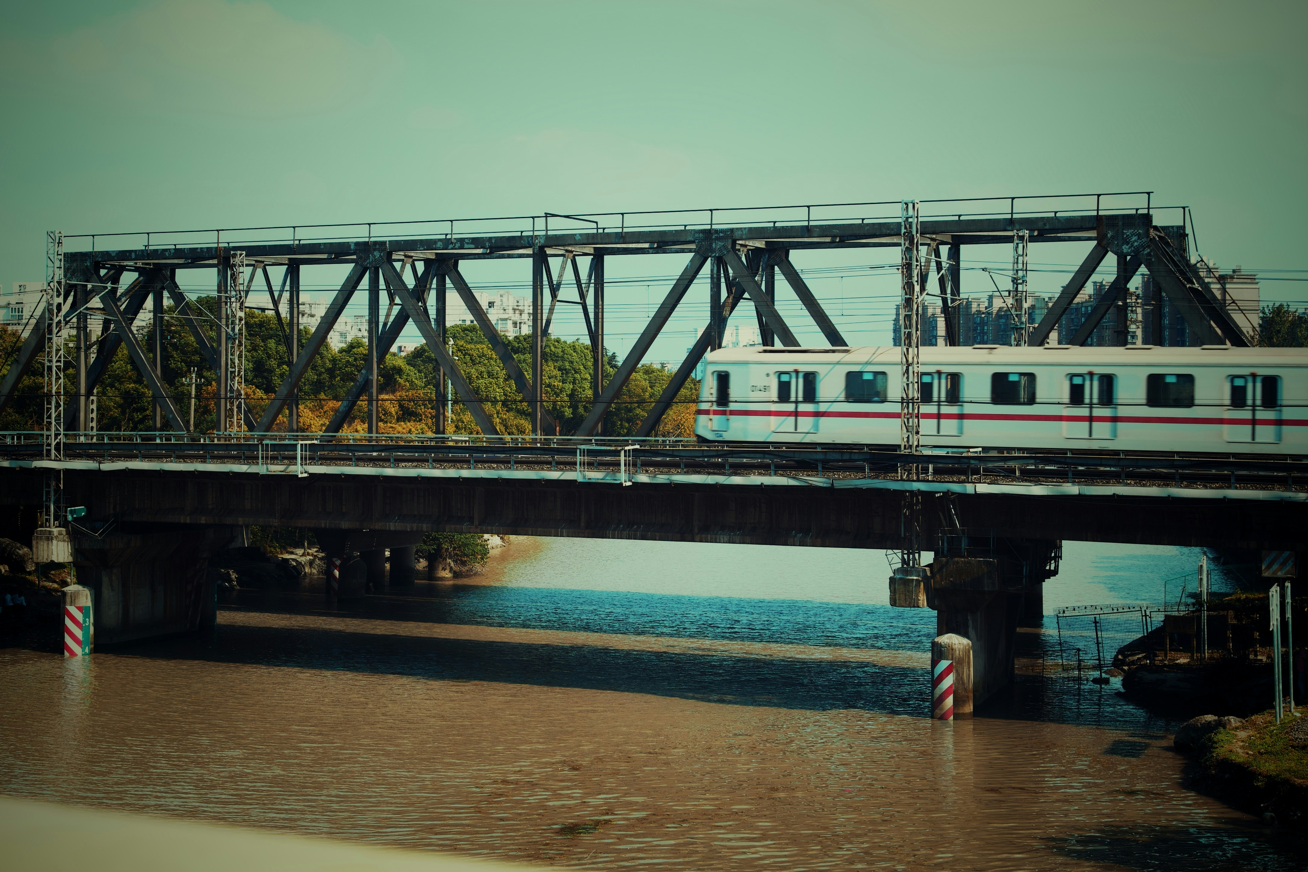 Un train traversant un pont au-dessus d’une rivière photo – Photo 外环路 ...
