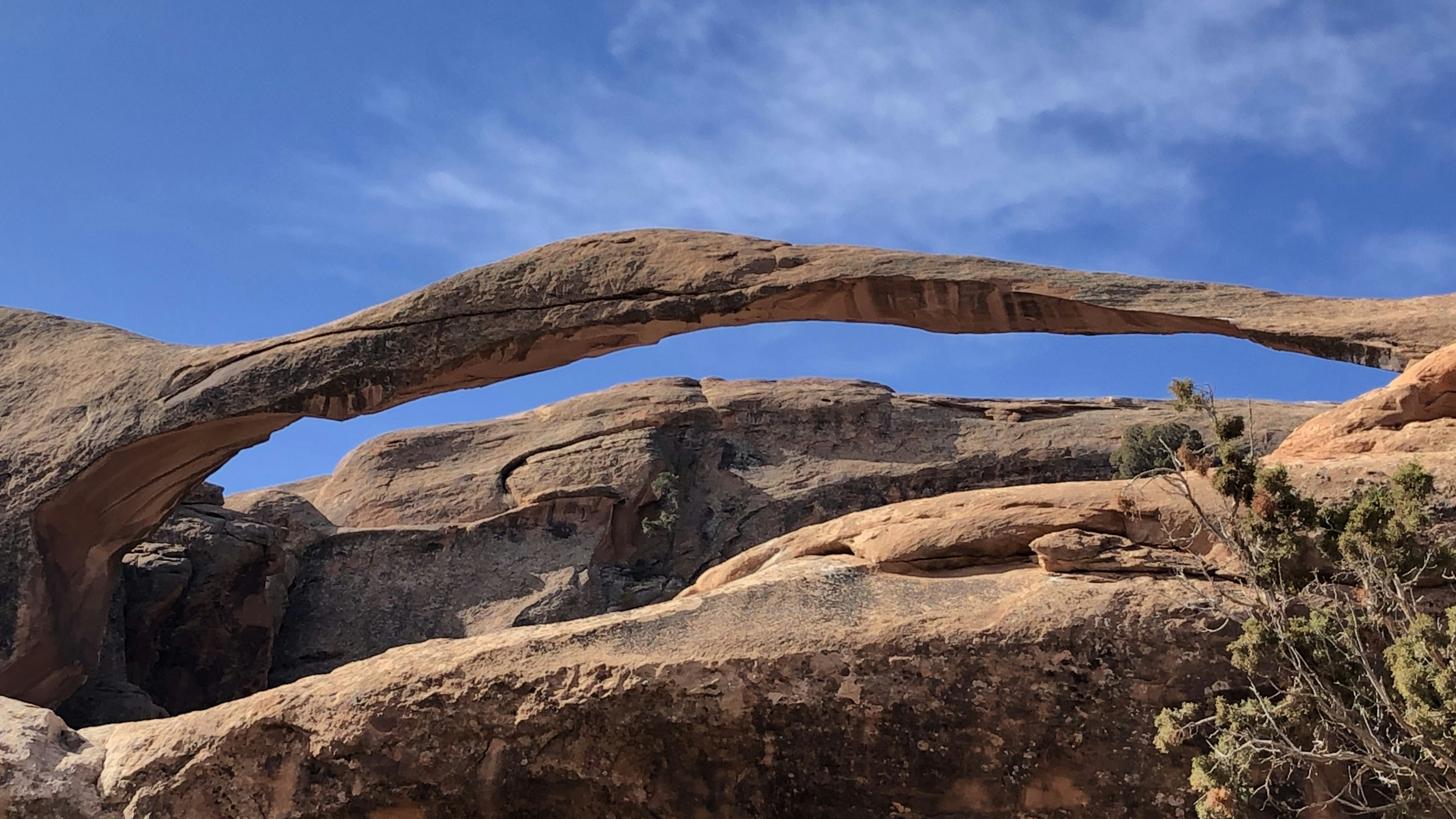 Une grande formation rocheuse avec une arche au milieu photo – Photo ...
