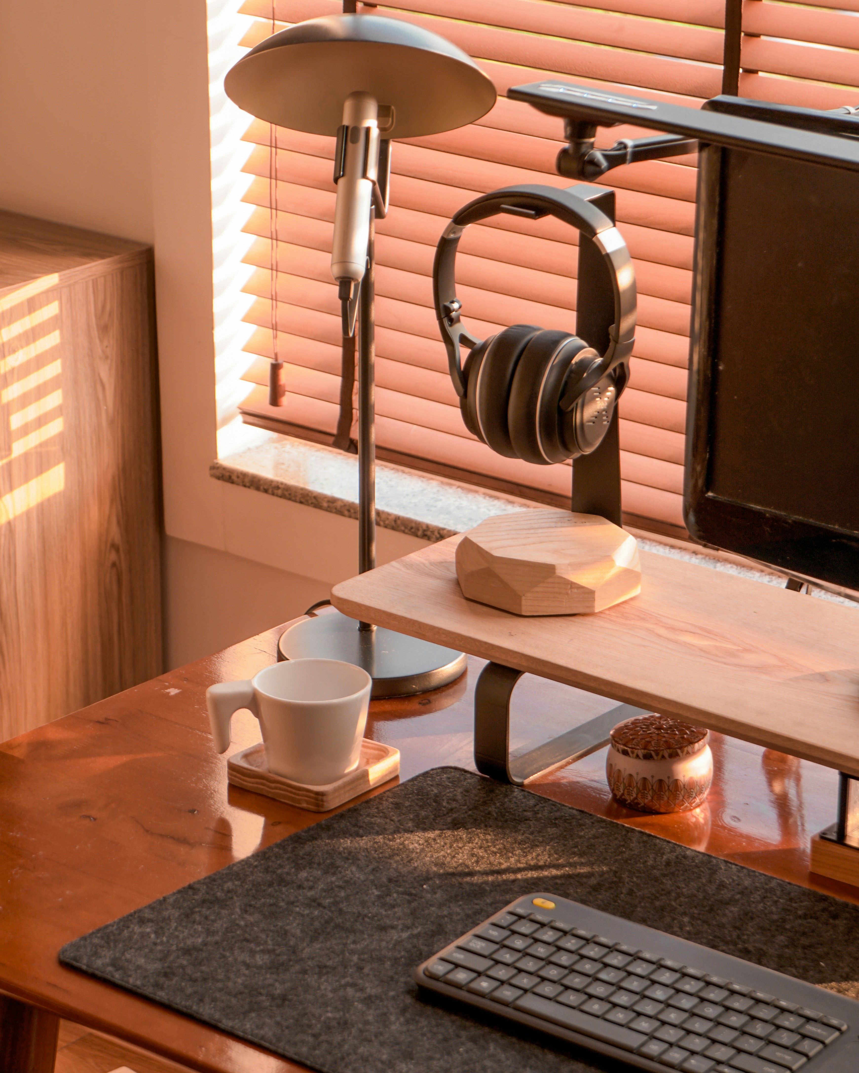 A computer desk with a keyboard, mouse and headphones photo – Free # ...