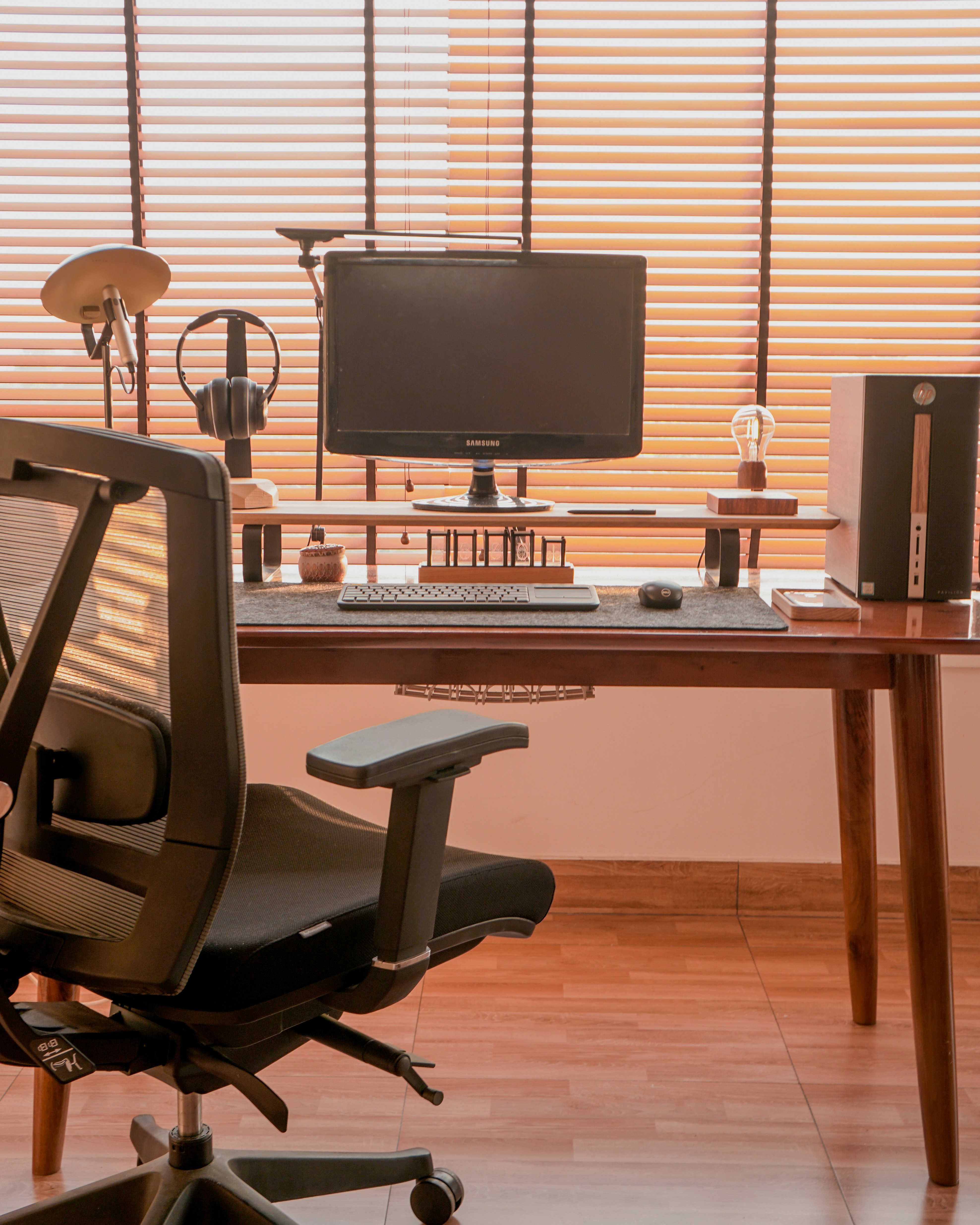 A computer desk with a monitor, keyboard and speakers photo – Free ...