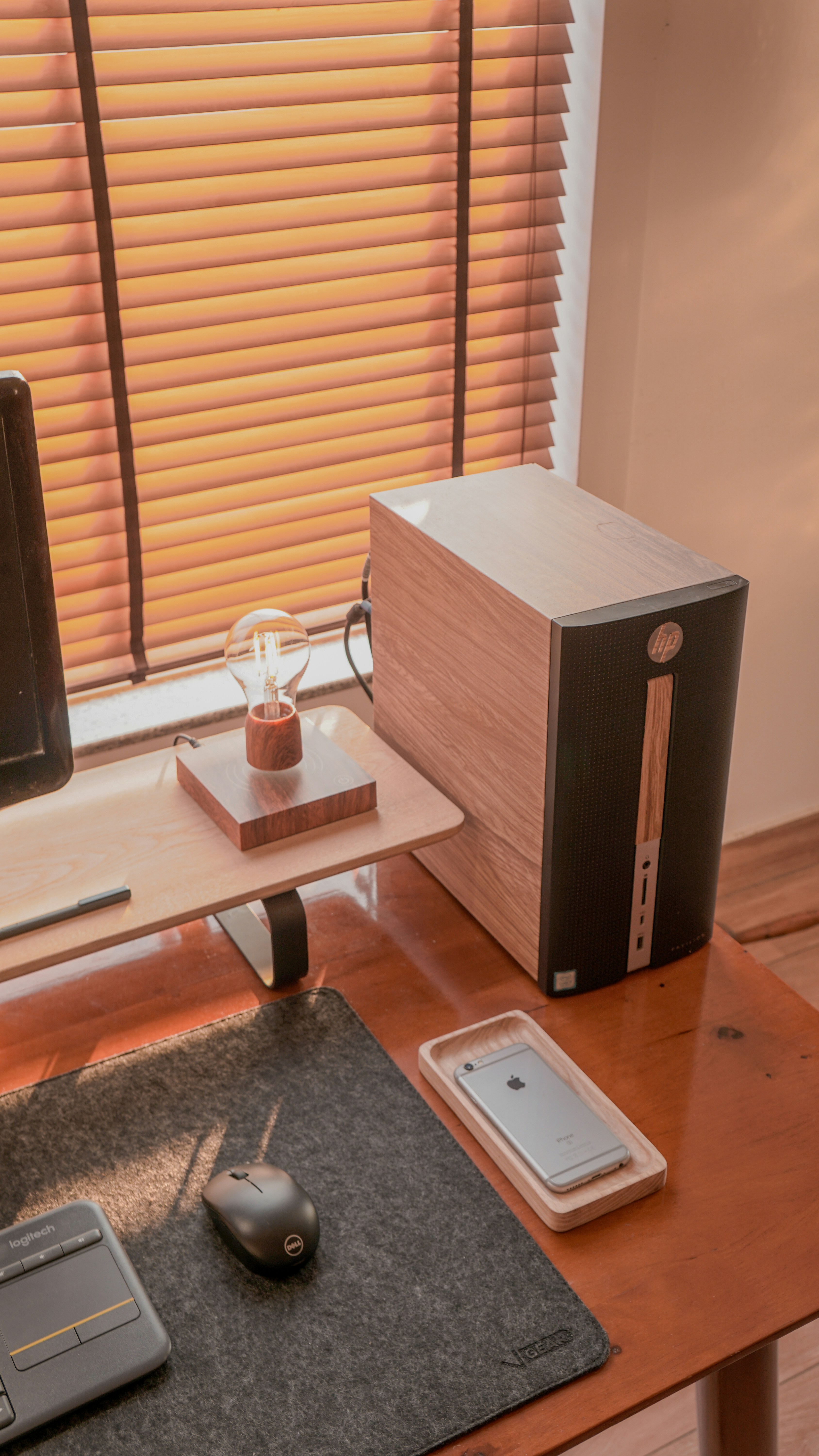 Foto Un escritorio de computadora con mouse, teclado y monitor – Imagen ...