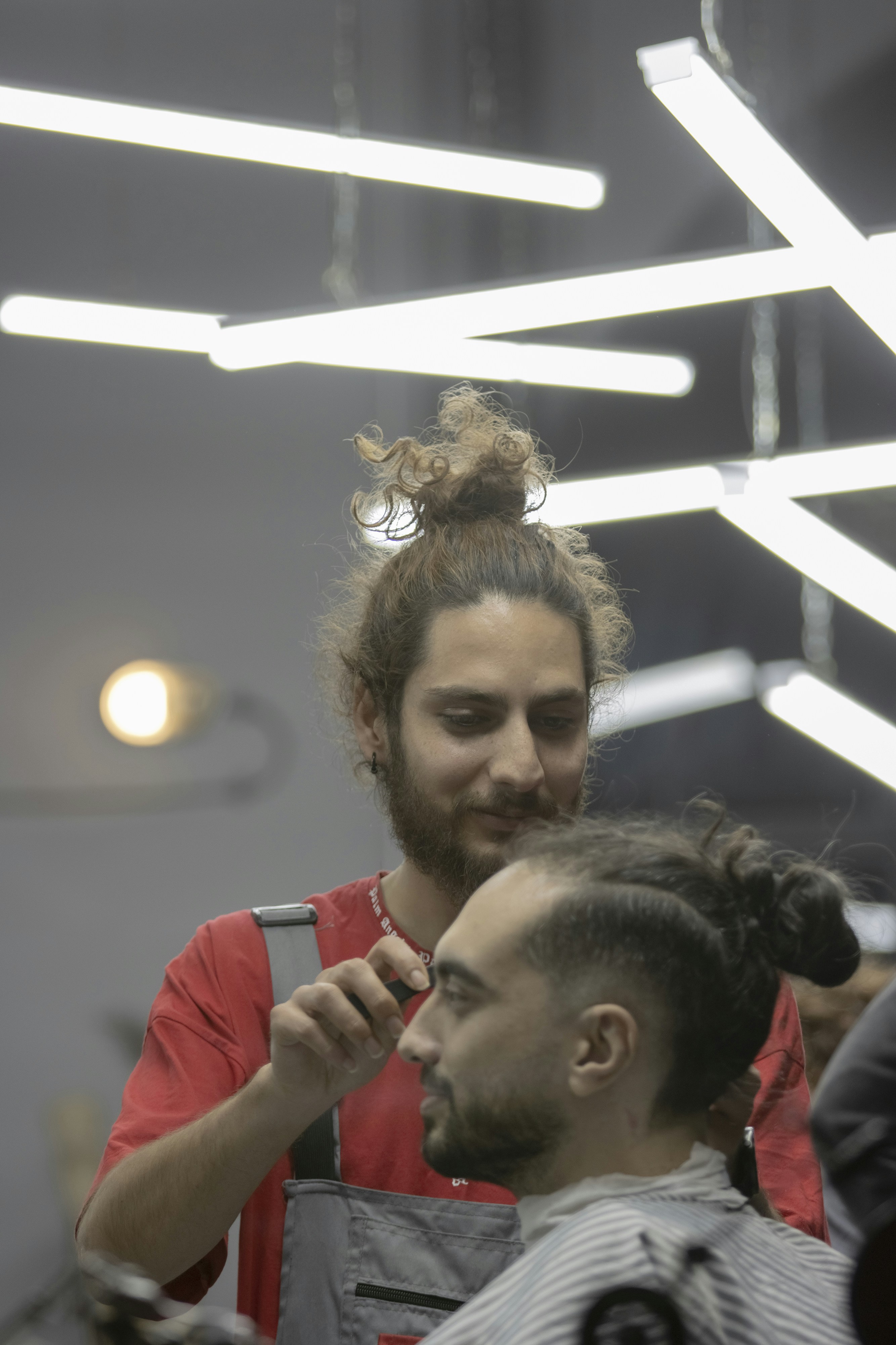 A man getting his hair cut at a barber shop photo – Free 32nd sayad ...