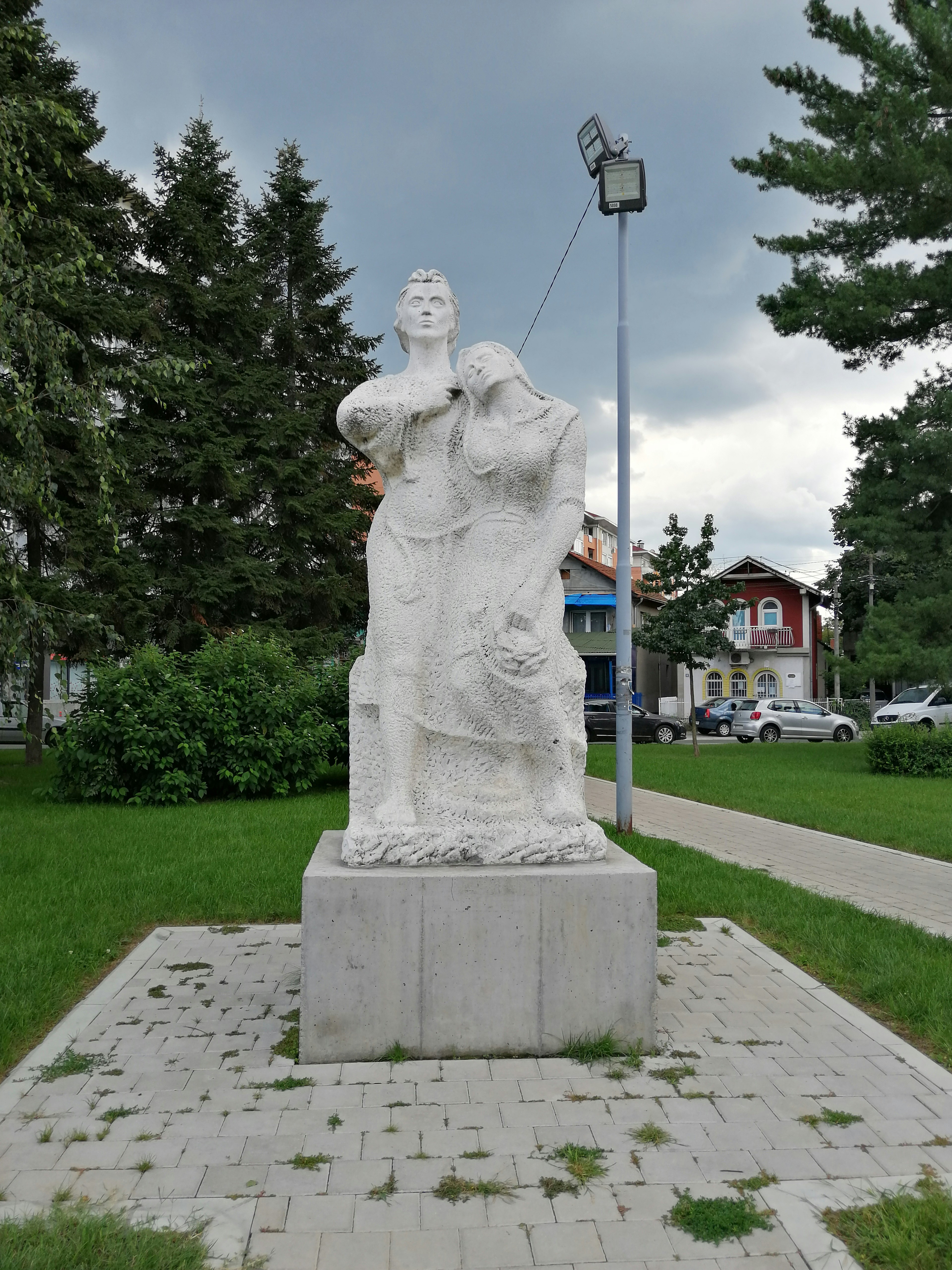 Stone Embrace: A Two-Figure Monument in a Quiet Park