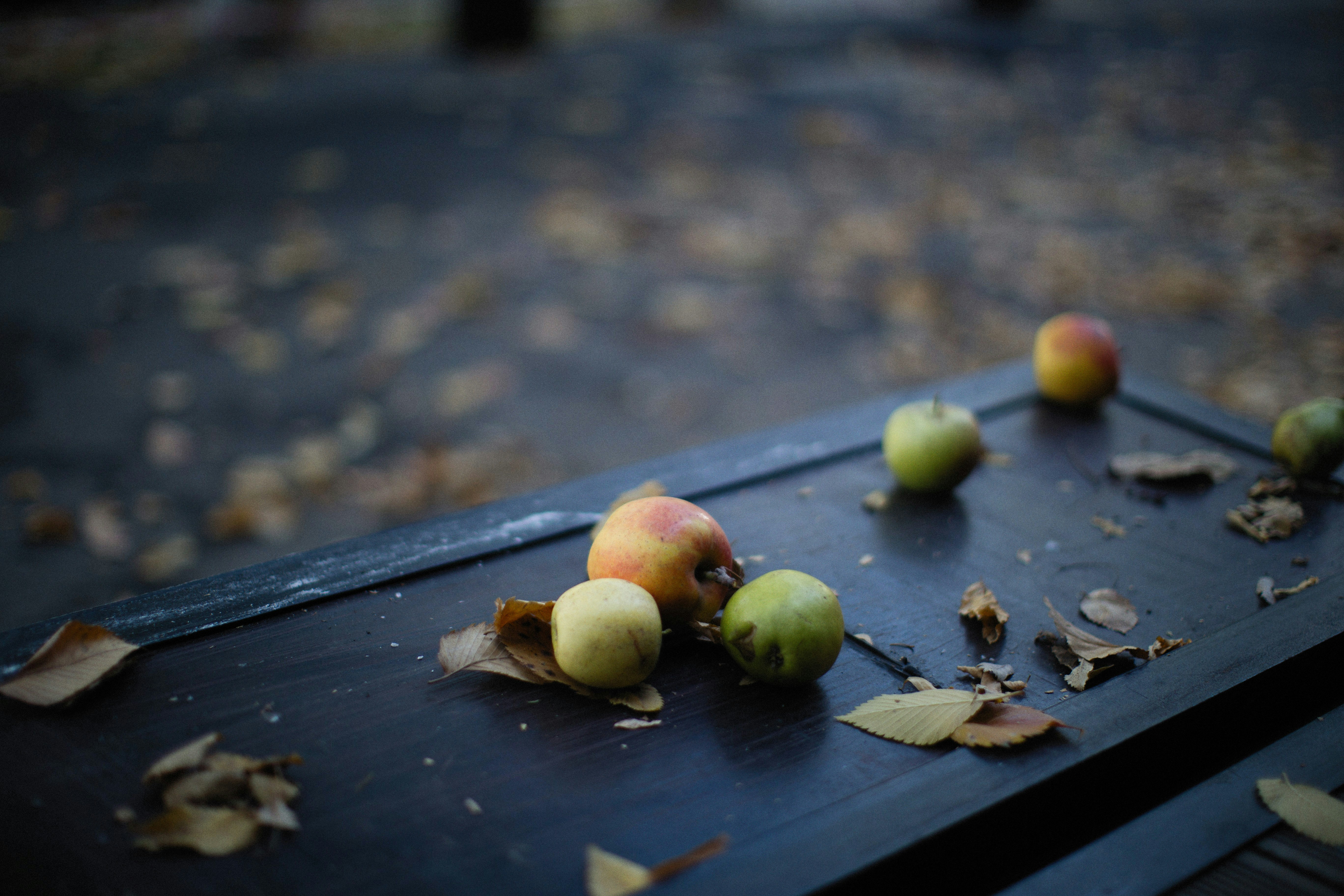 Foto Un ramo de manzanas que están sentadas sobre una mesa – Imagen ...
