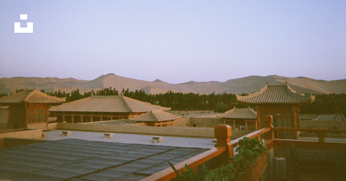山を背景にした街の眺めの写真 Unsplashの無料青い写真