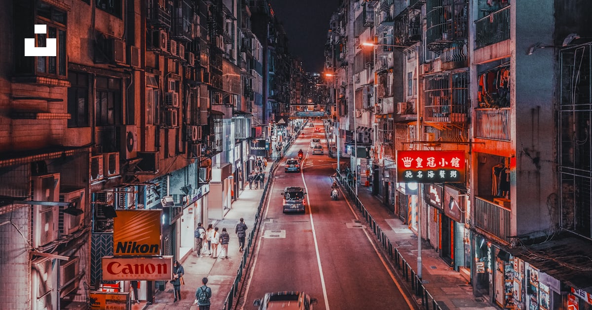 고층 건물이 가득한 도시 거리 사진 Unsplash의 무료 도시 이미지