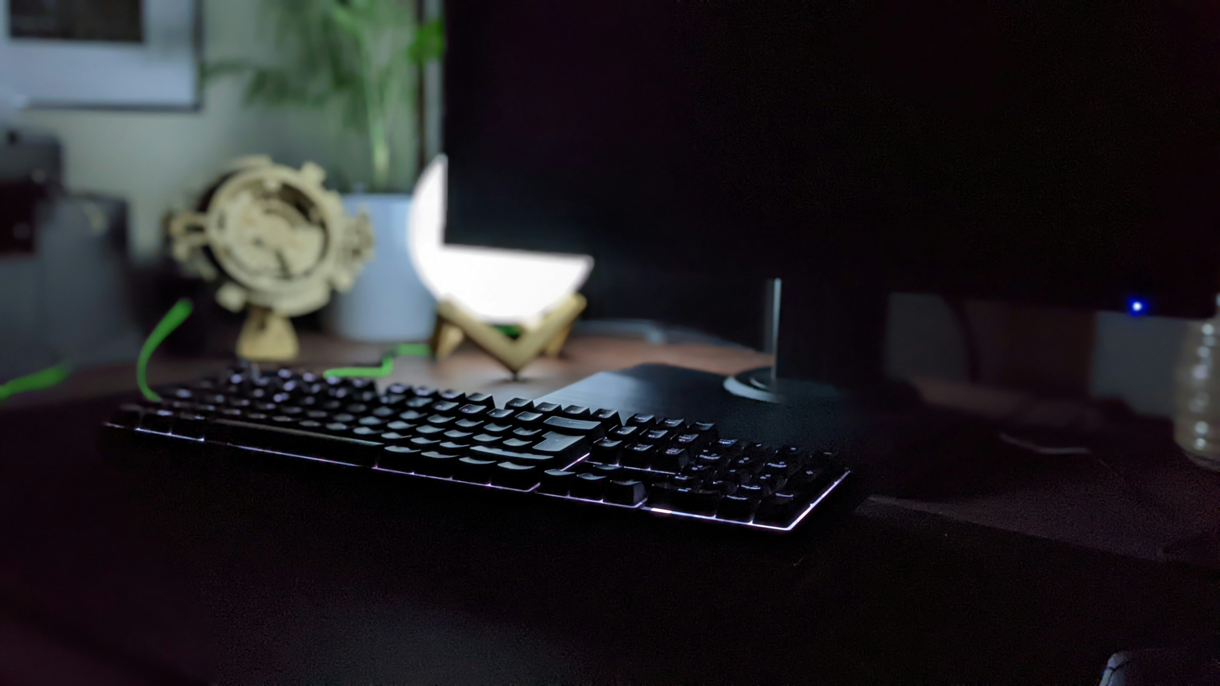 Un clavier d’ordinateur posé sur un bureau photo – Photo Clavier ...