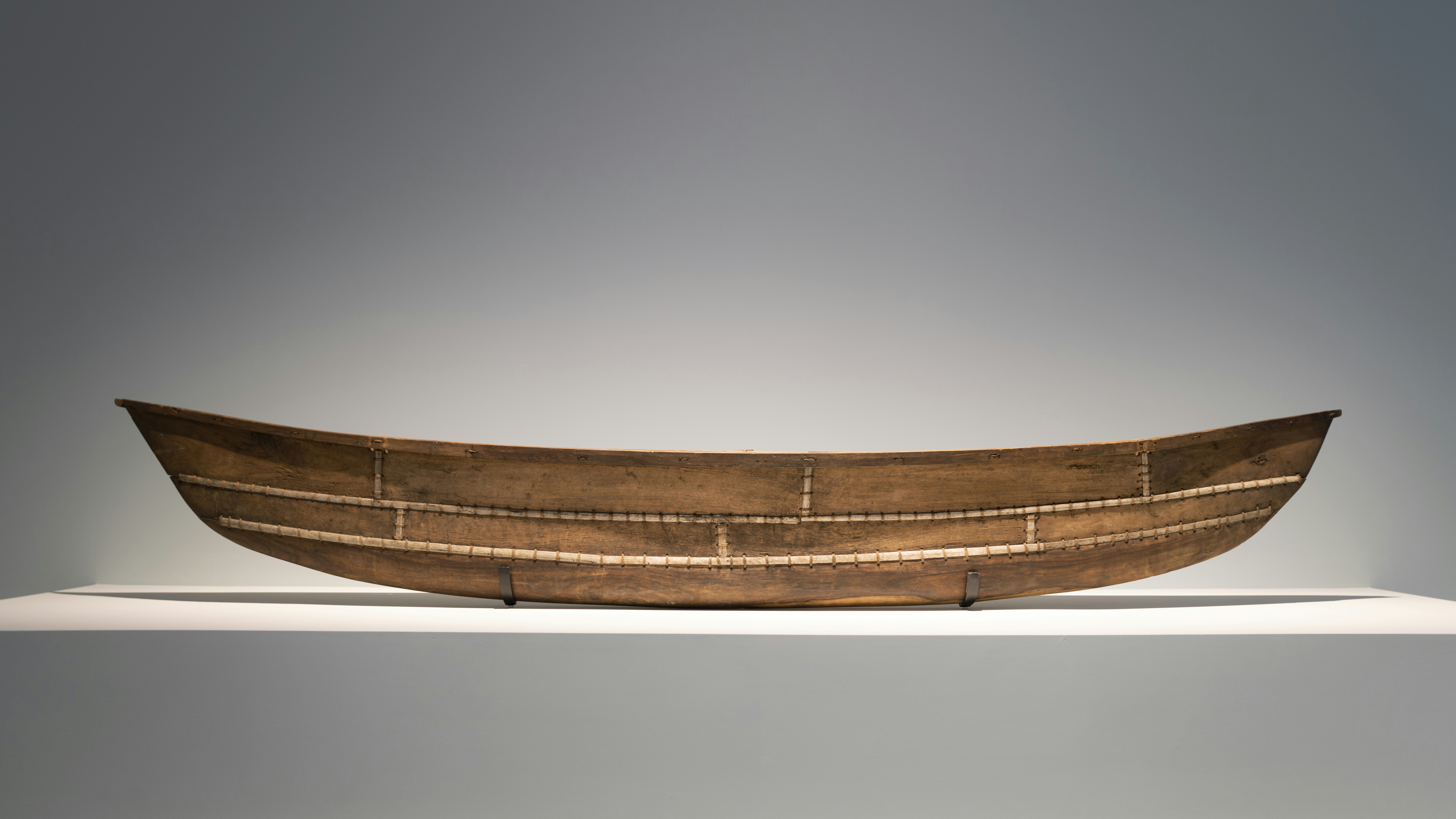 Un bote de madera sentado encima de una mesa foto – Imagen de Museo de ...