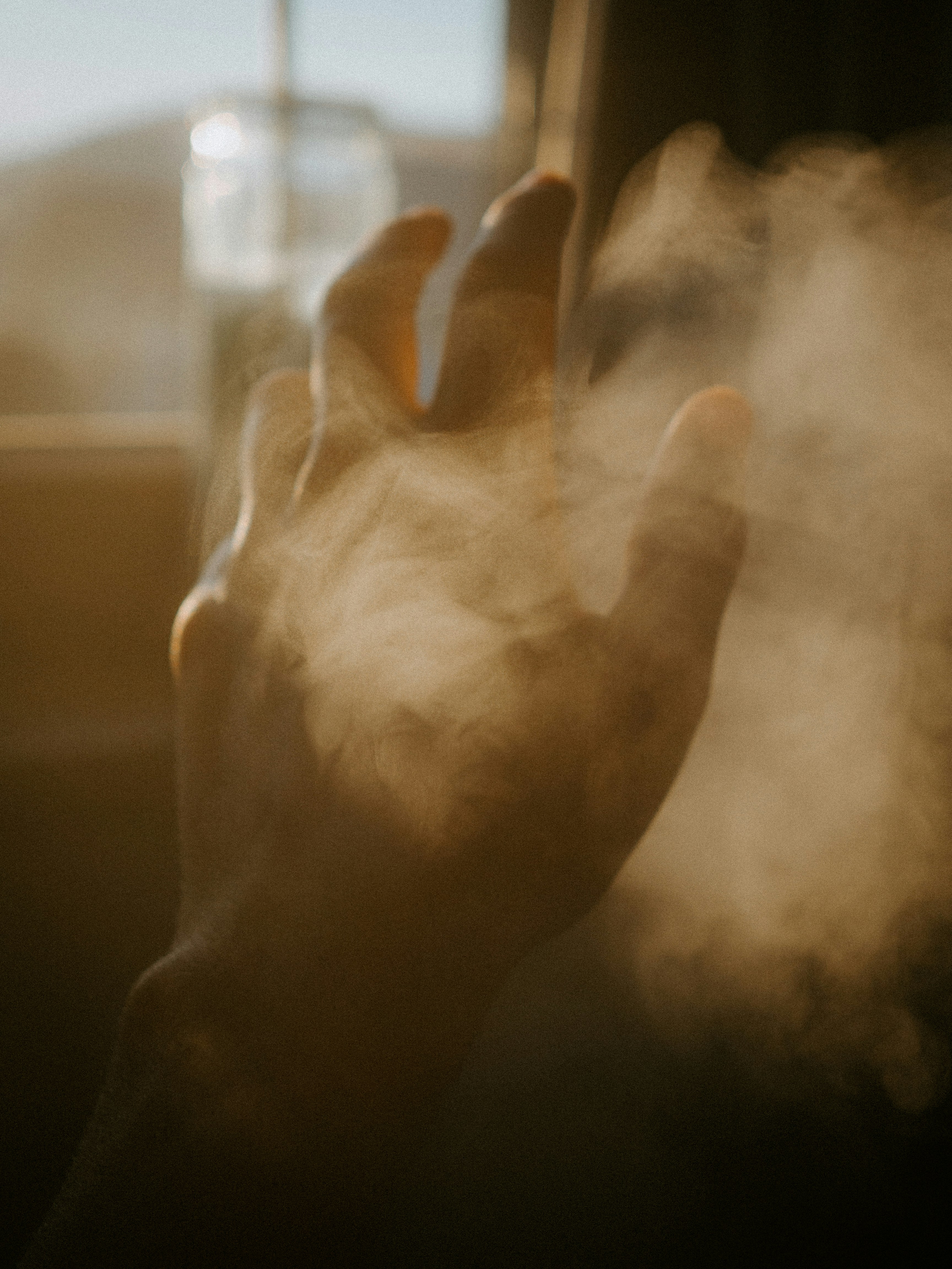 Foto zum Thema Eine Person, die ihre Hand vor einem Fenster ausstreckt ...