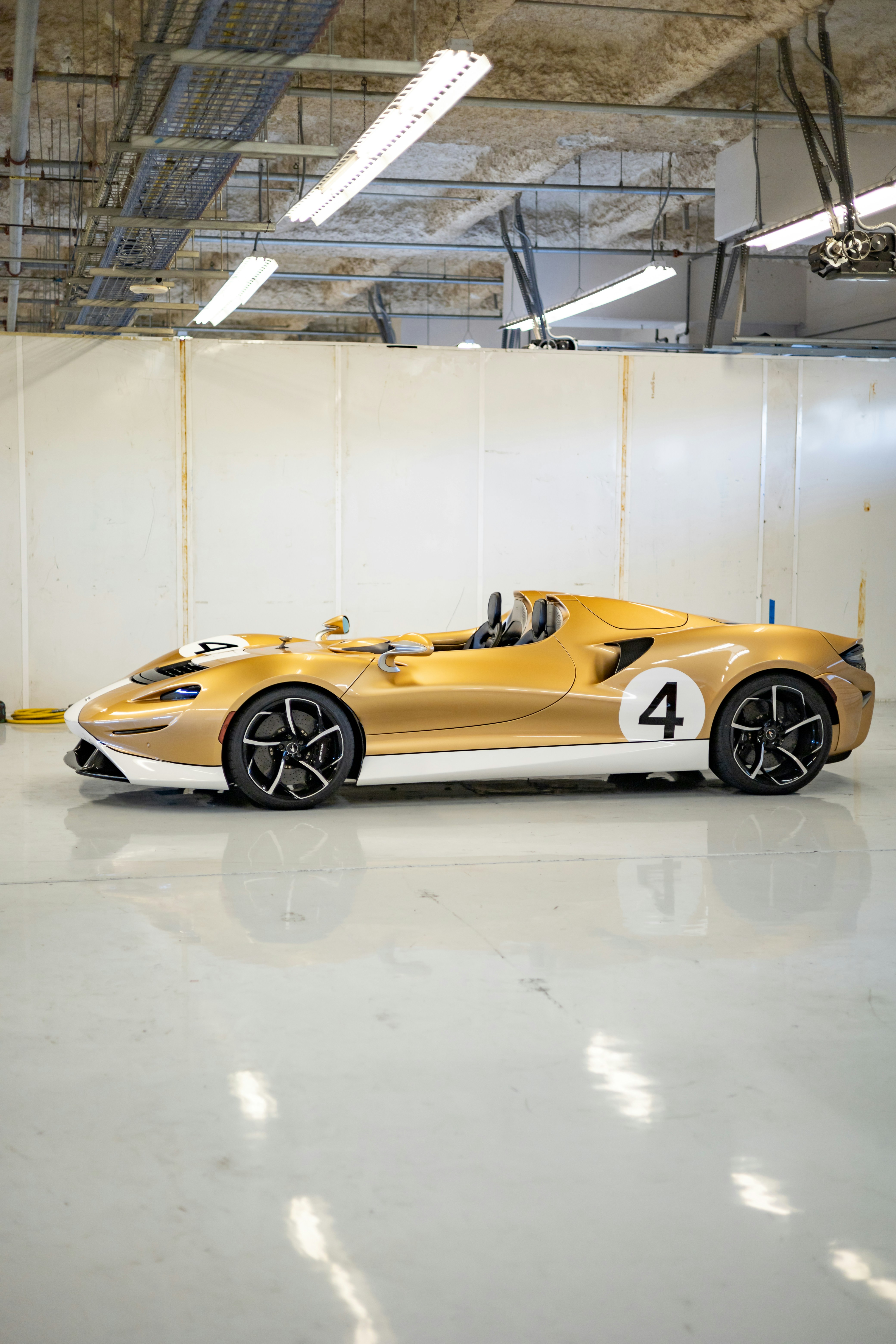 Foto Un coche deportivo amarillo estacionado en un garaje – Imagen ...