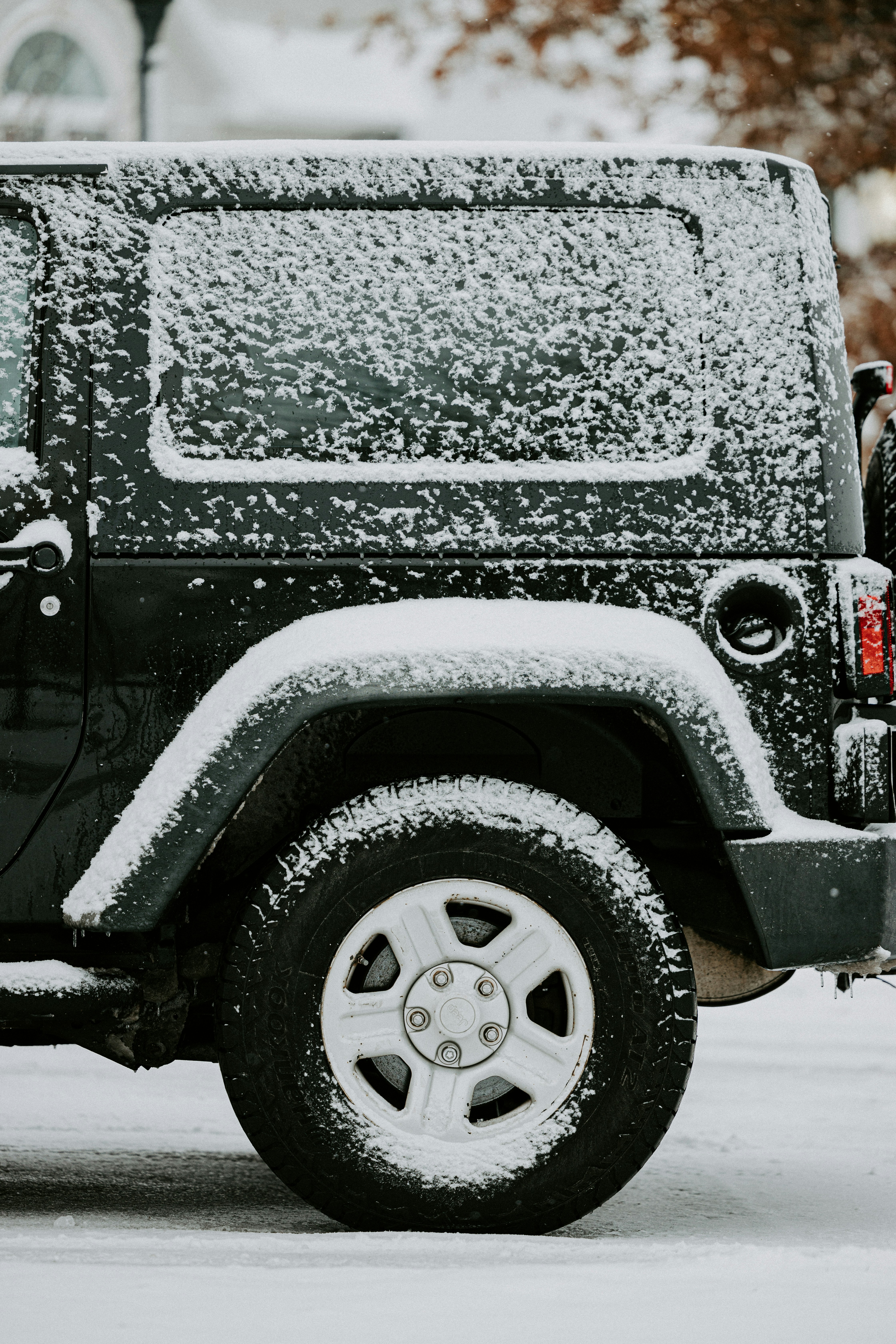 A jeep is covered in snow on a street photo – Free Usa Image on Unsplash