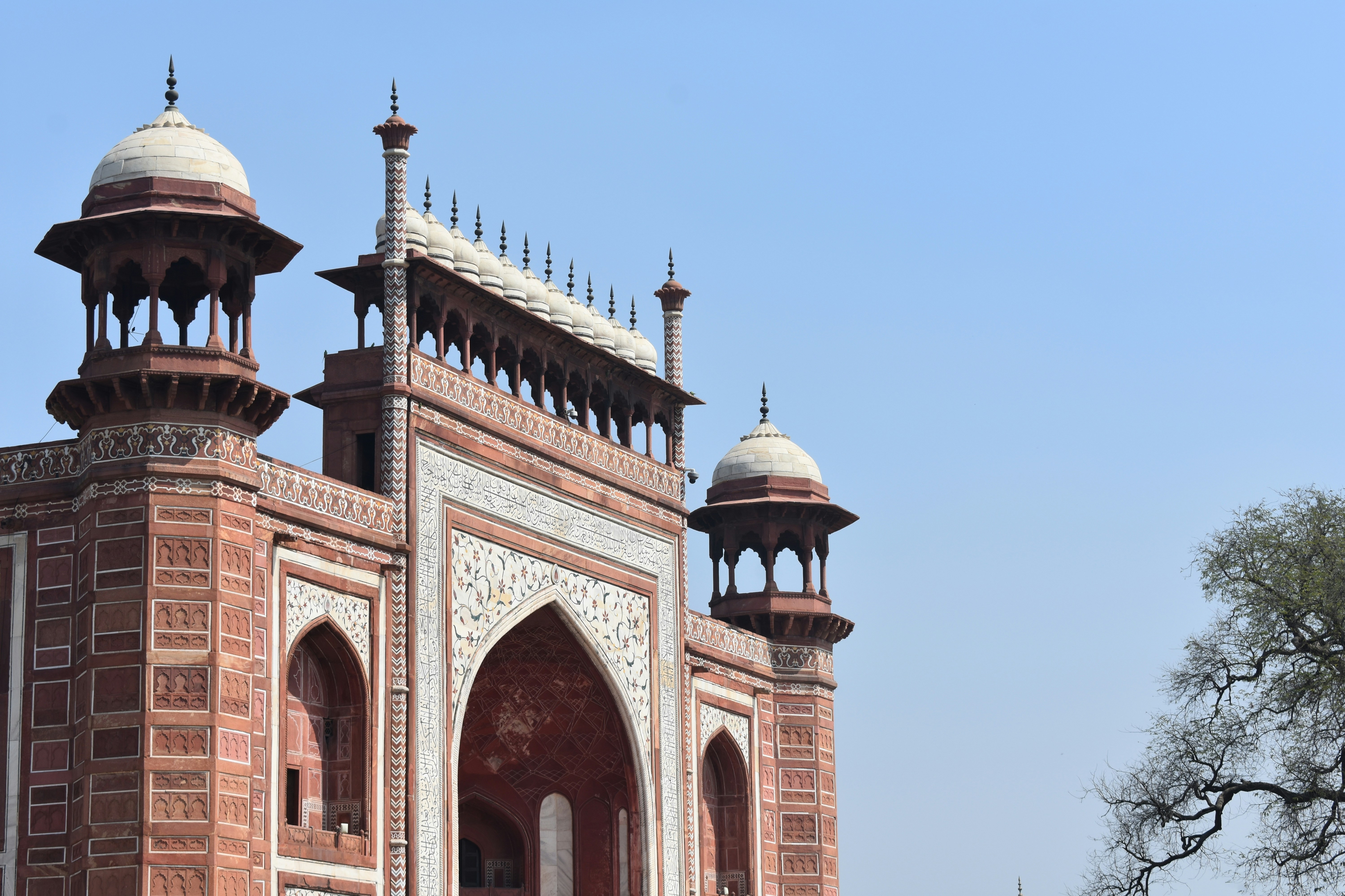 Un grand bâtiment en briques rouges avec deux tours photo – Photo Taj ...