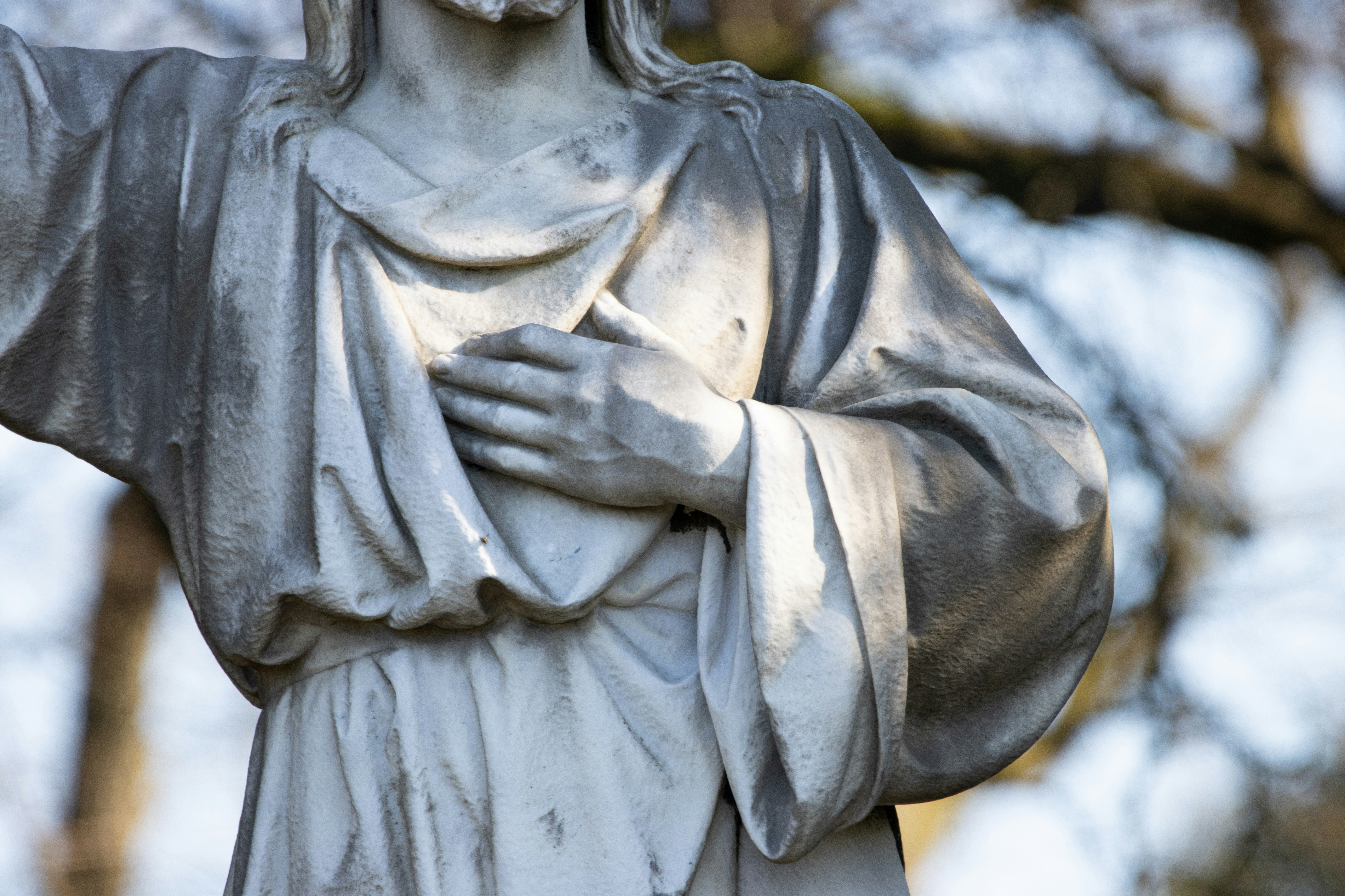 A statue of jesus holding his hands together photo – Free Statue Image ...