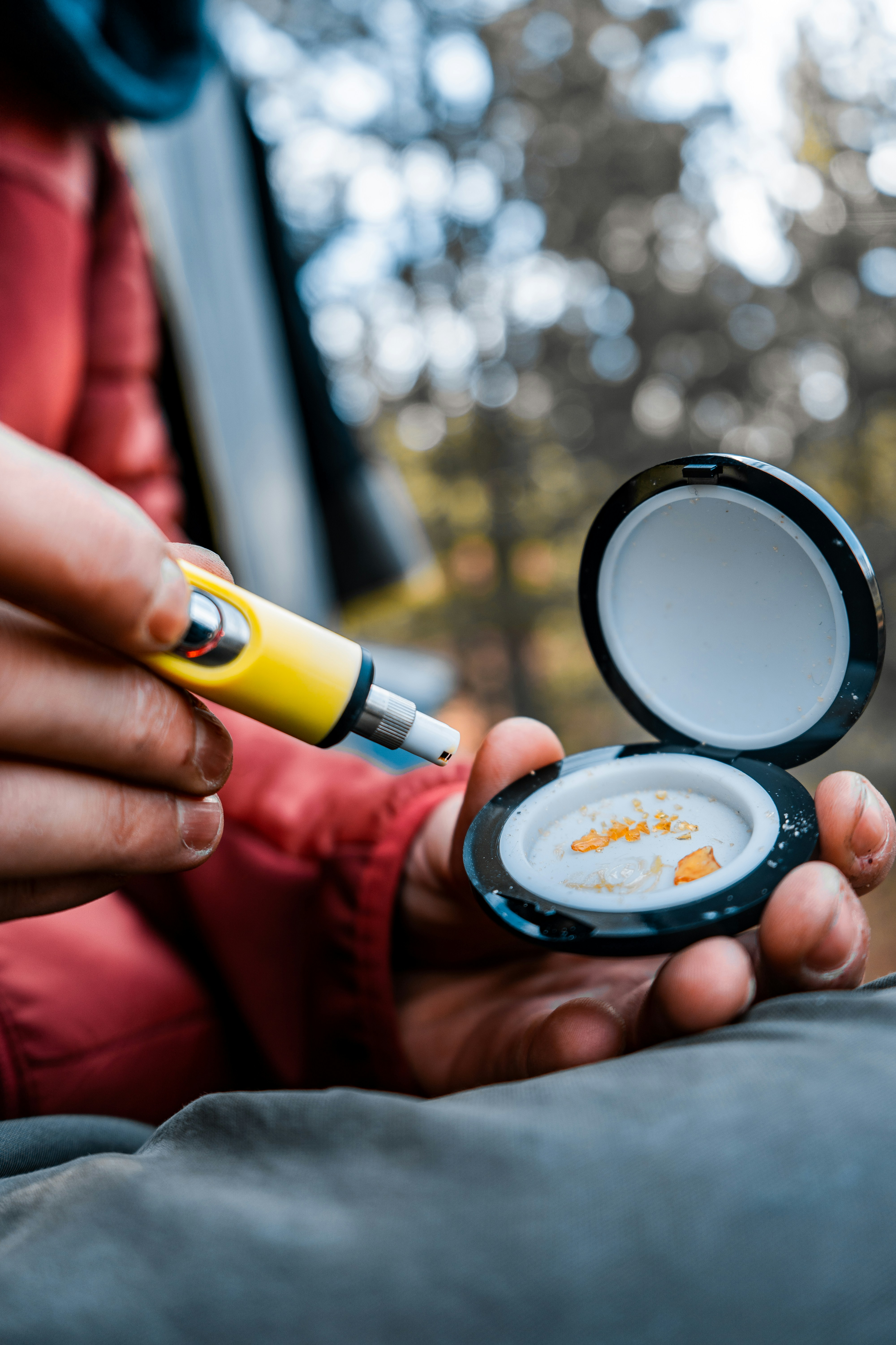 Una persona sostiene un compacto compacto compacto compacto compacto ...