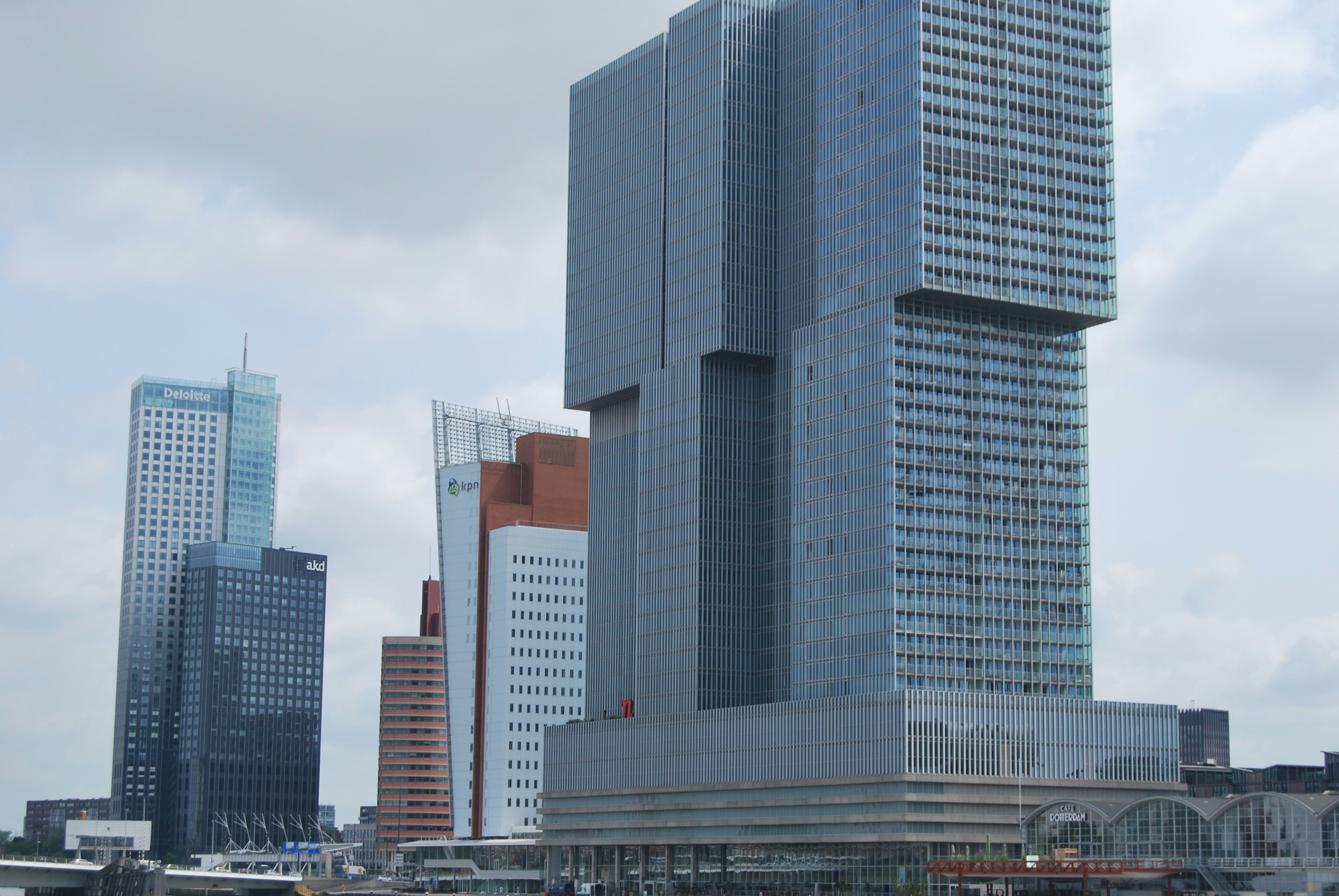 A very tall building in the middle of a city photo – Free Building ...