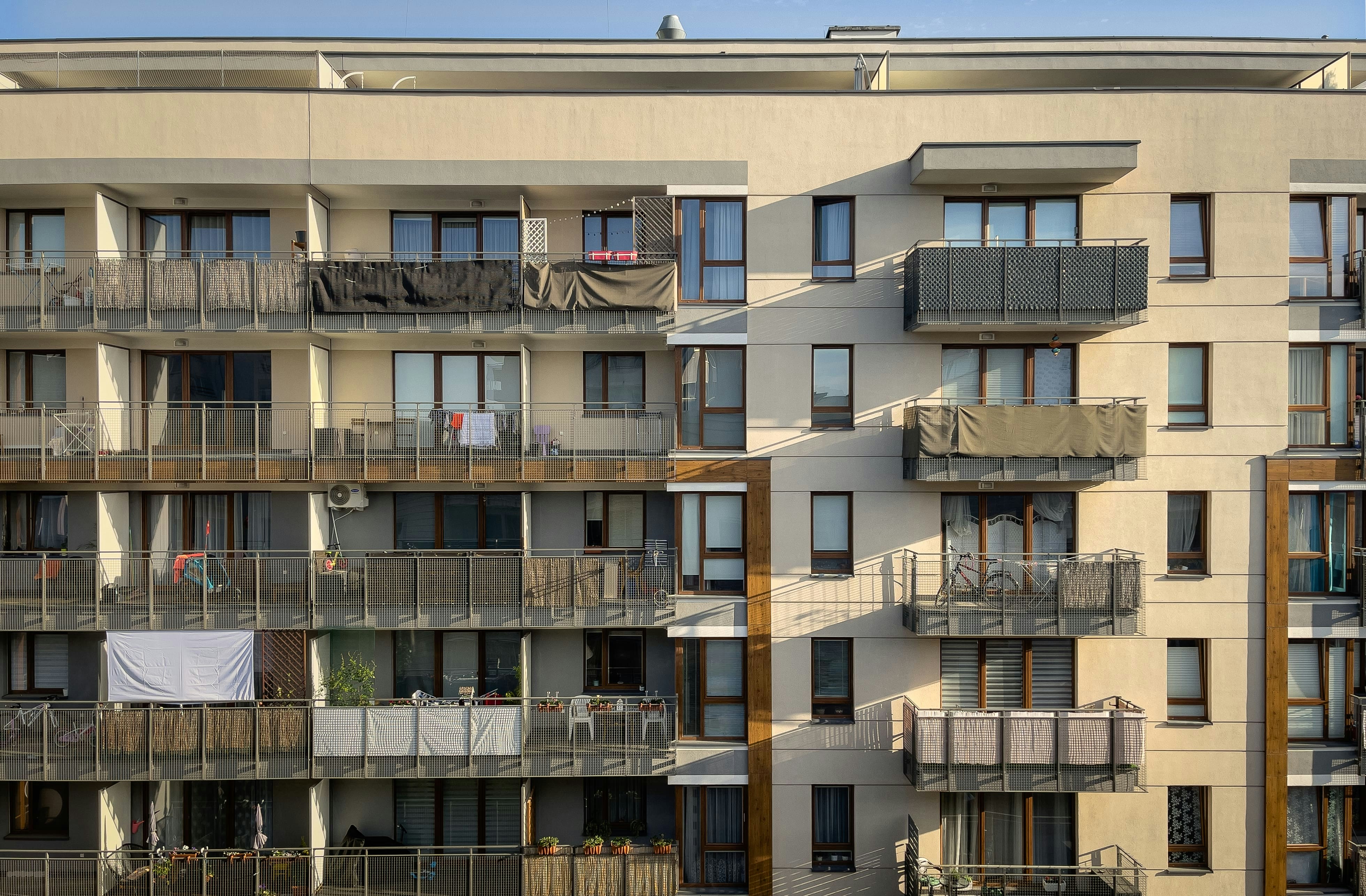 Un immeuble d’appartements avec balcons et balcons sur les balcons ...