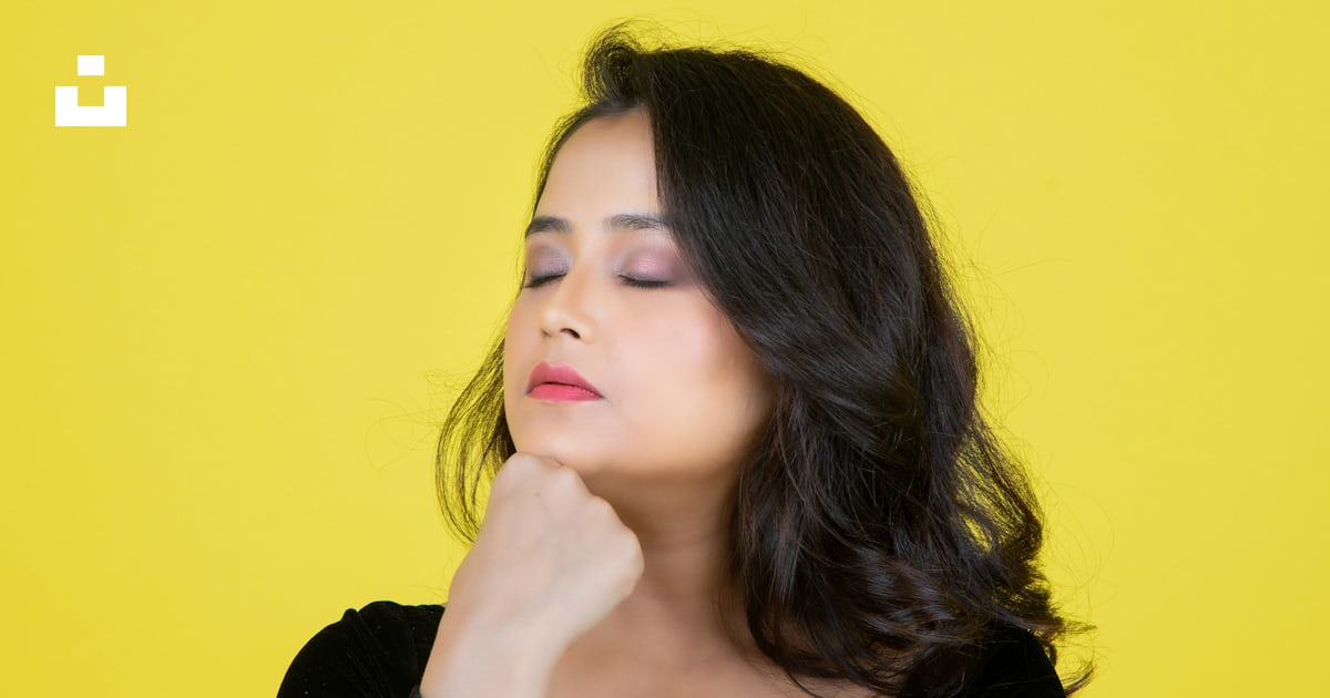黒いトップスを着た女性が写真のポーズをとっているの写真 Unsplashの無料女性写真