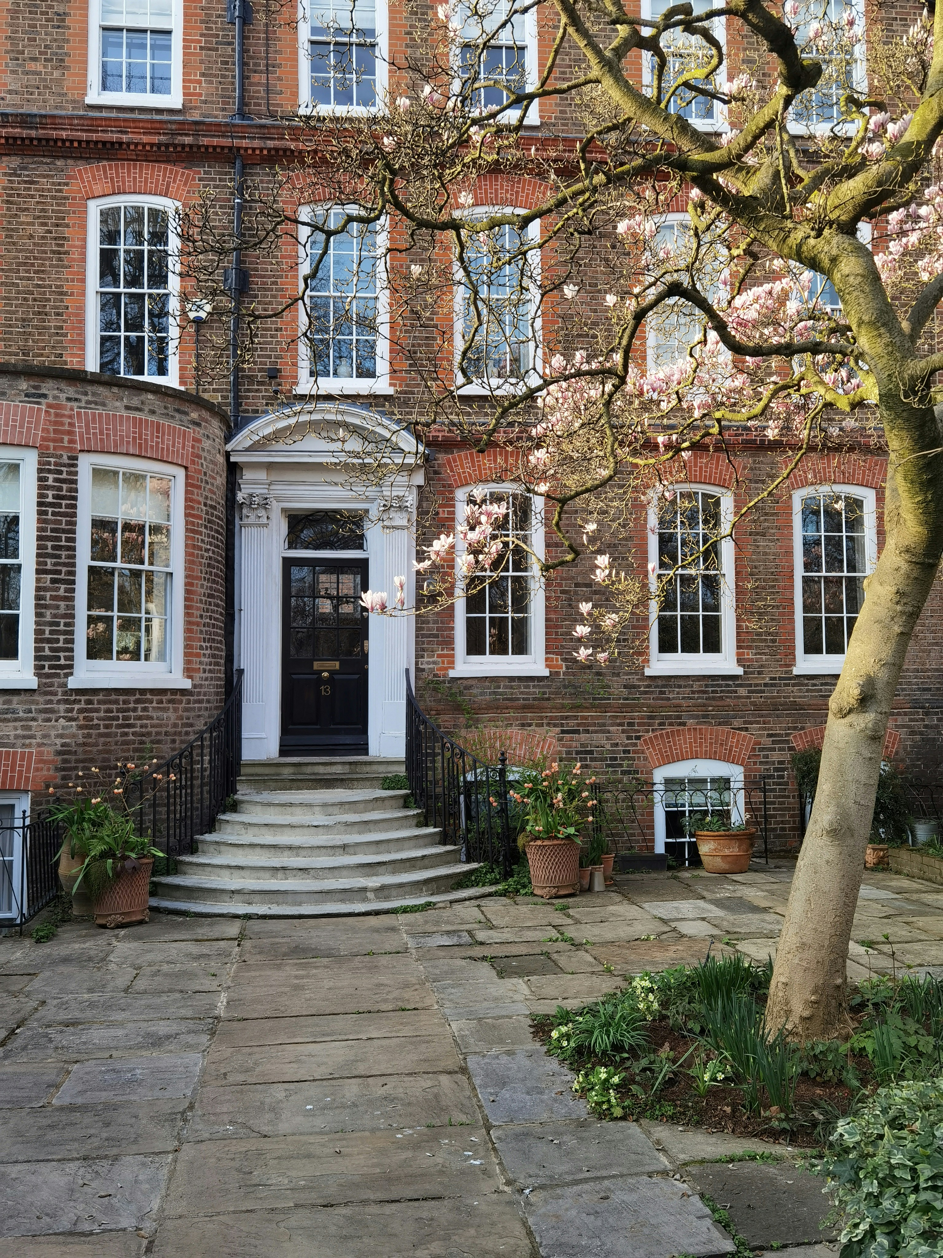 Un grand bâtiment en briques avec un arbre devant lui photo – Photo Clapham (en anglais ...