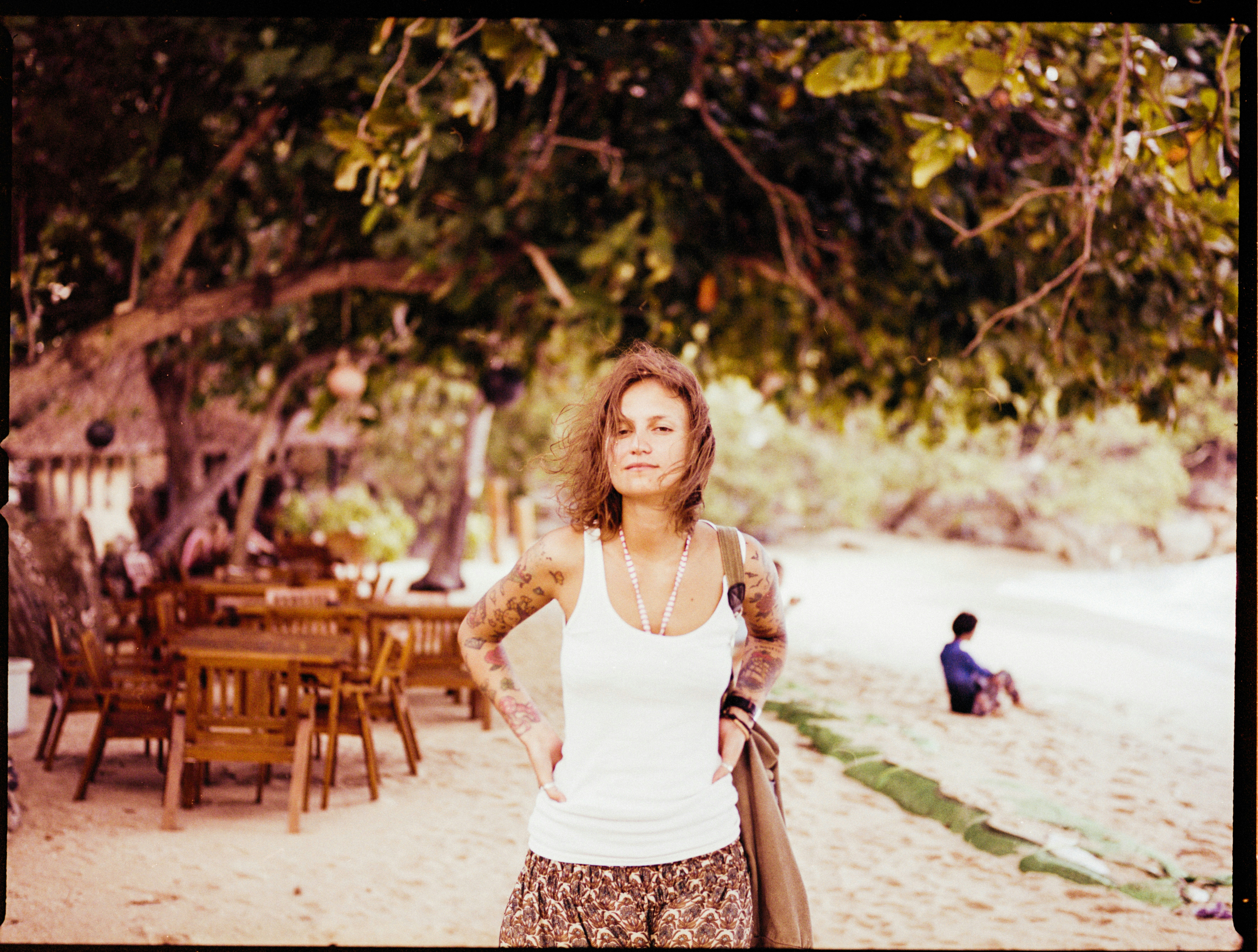 Foto zum Thema Eine Frau steht am Strand neben einem Baum – Kostenloses ...