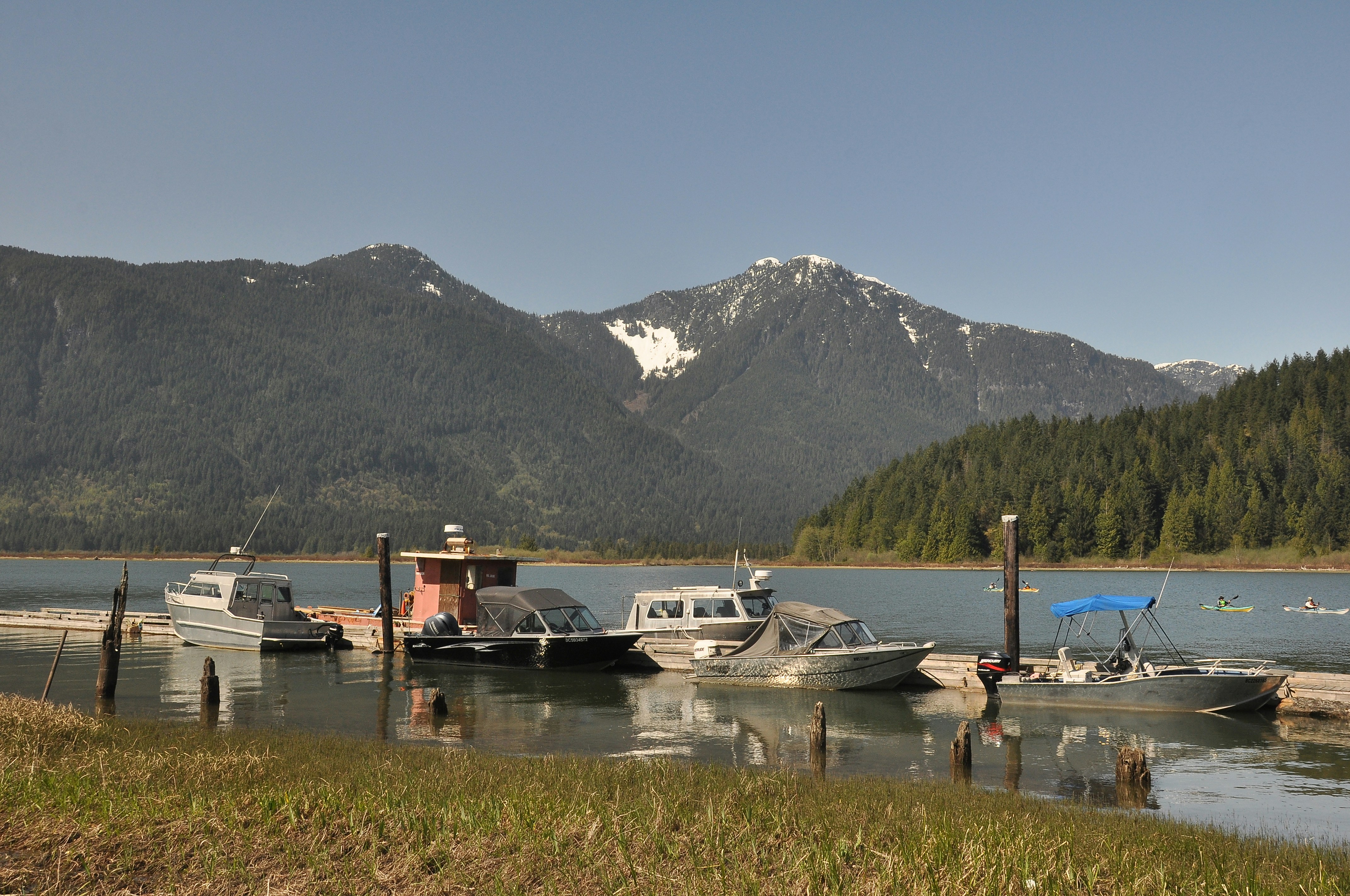Foto Un par de botes que están sentados en el agua – Imagen Gris gratis ...