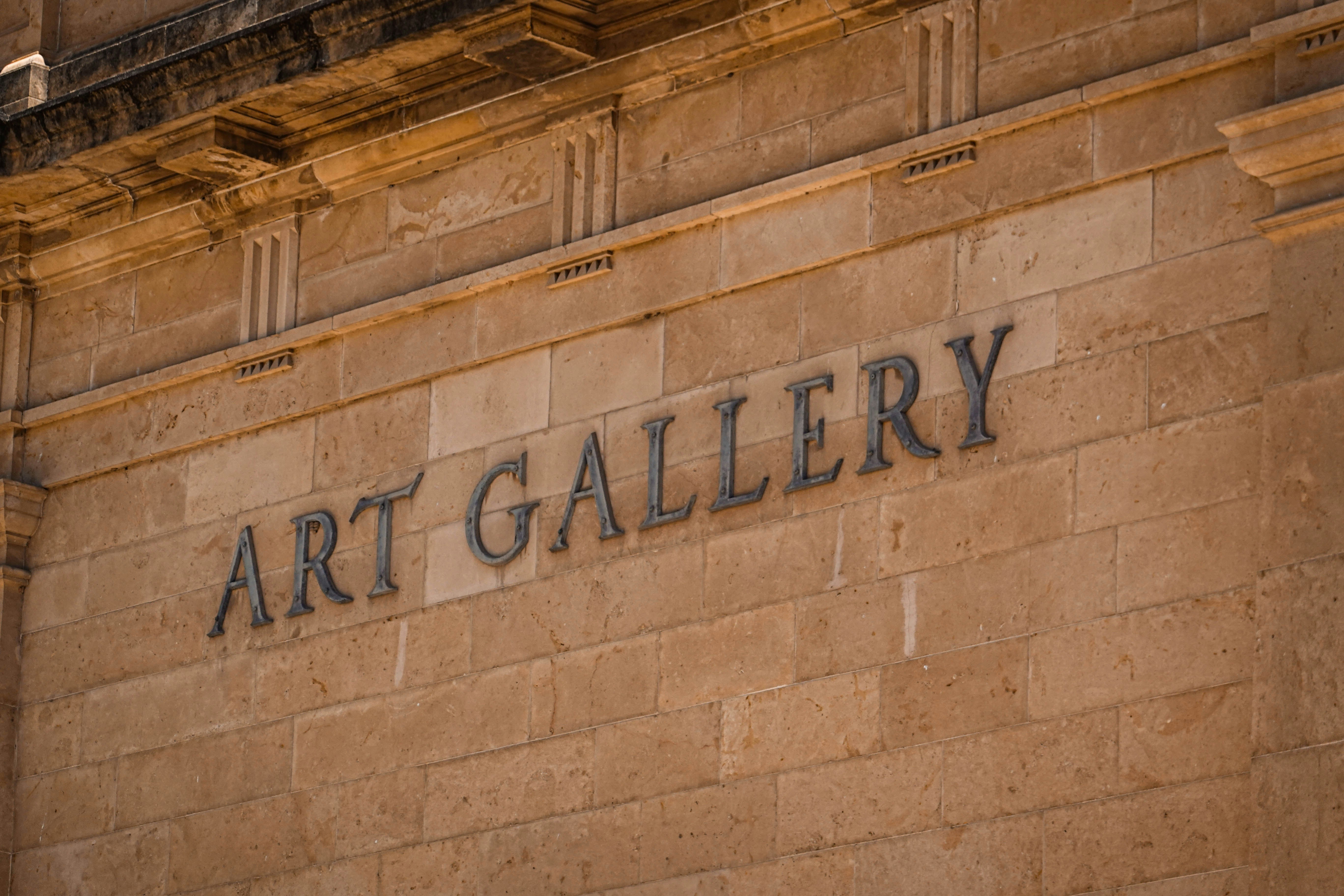 a sign on the side of a building that says art gallery