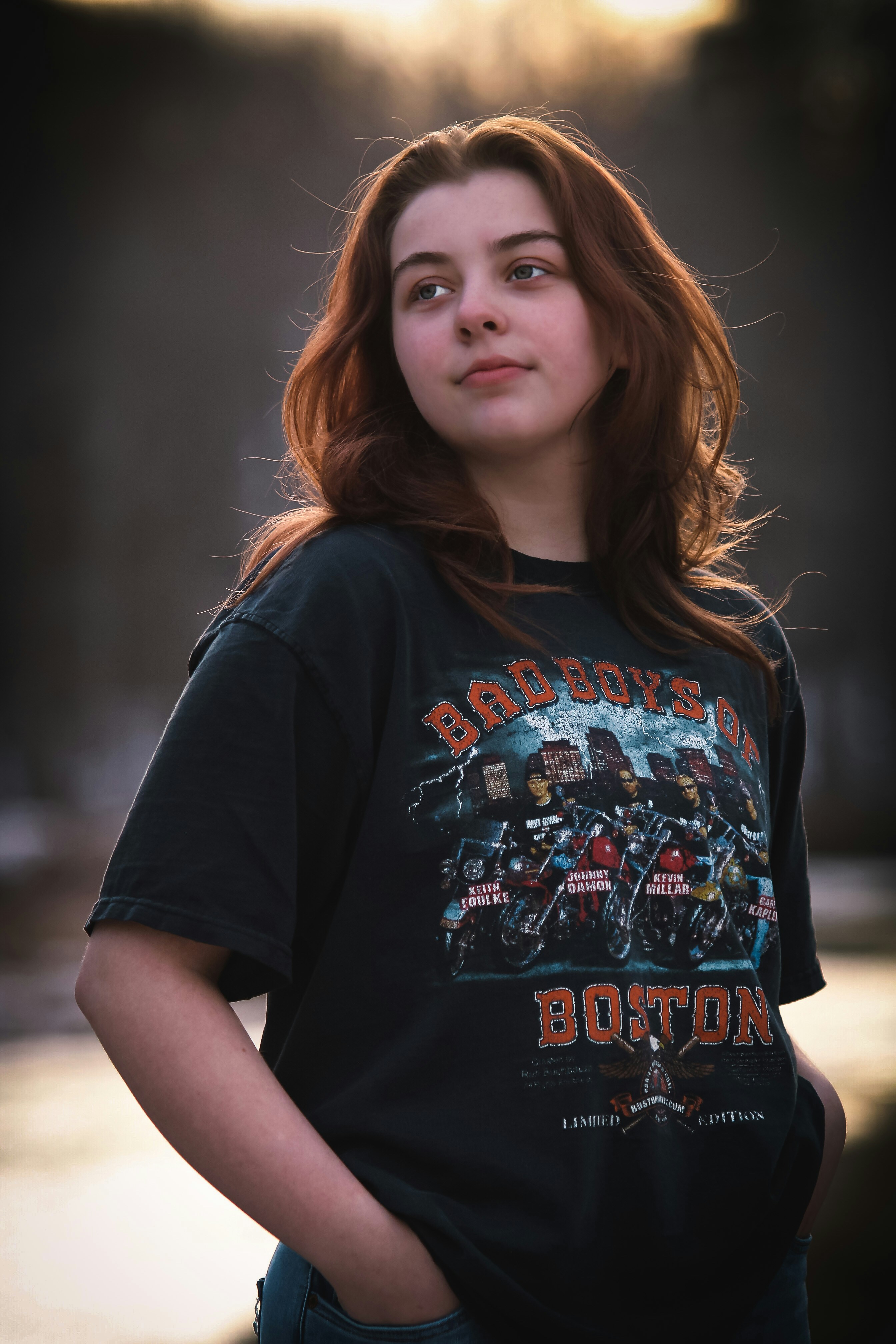 Женщина, стоящая, уперев руки в бока - скачать фото бесплатно | Flyvi