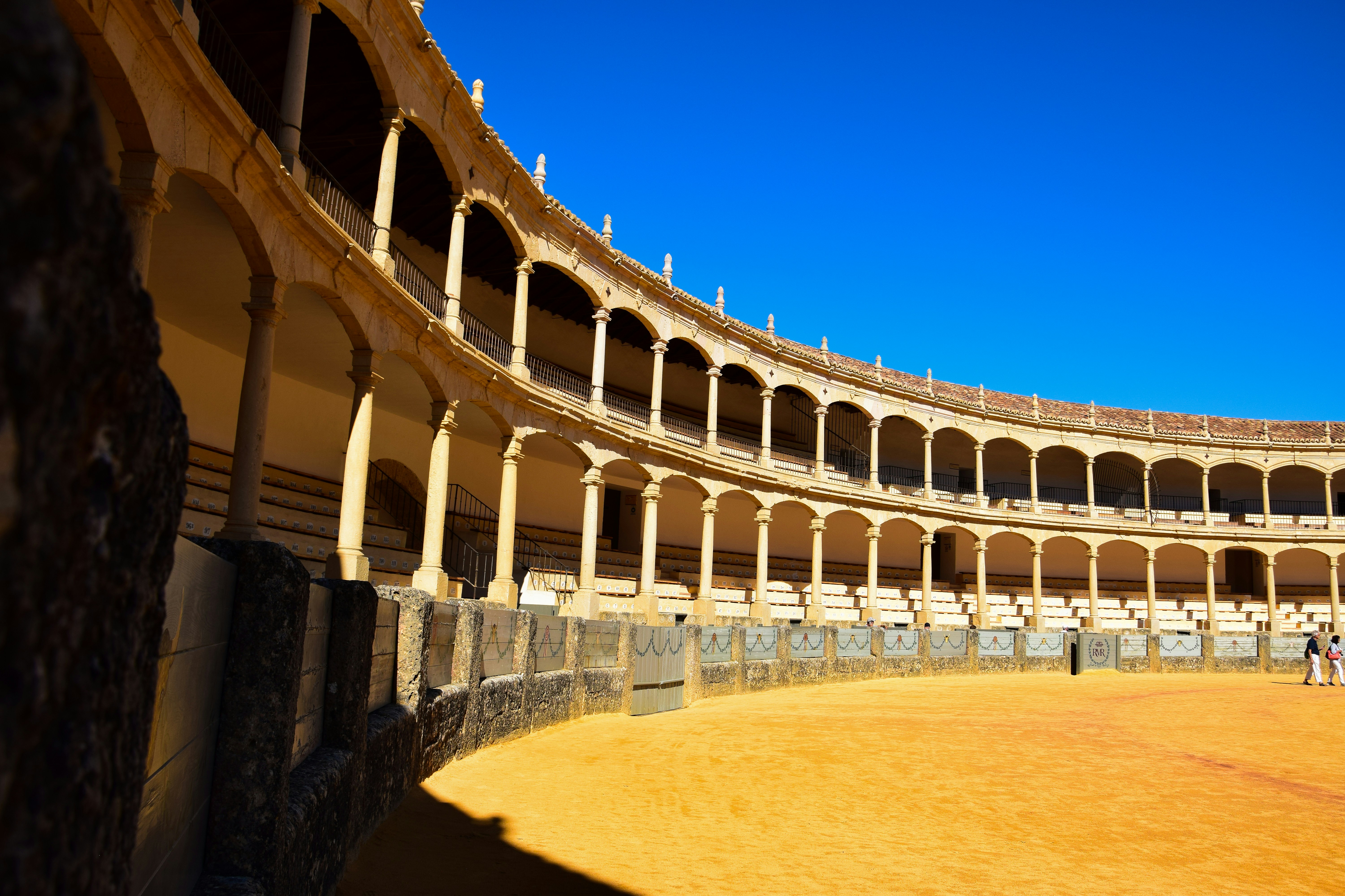 Un homme se tient au milieu d’une grande arène photo – Photo Ronda ...