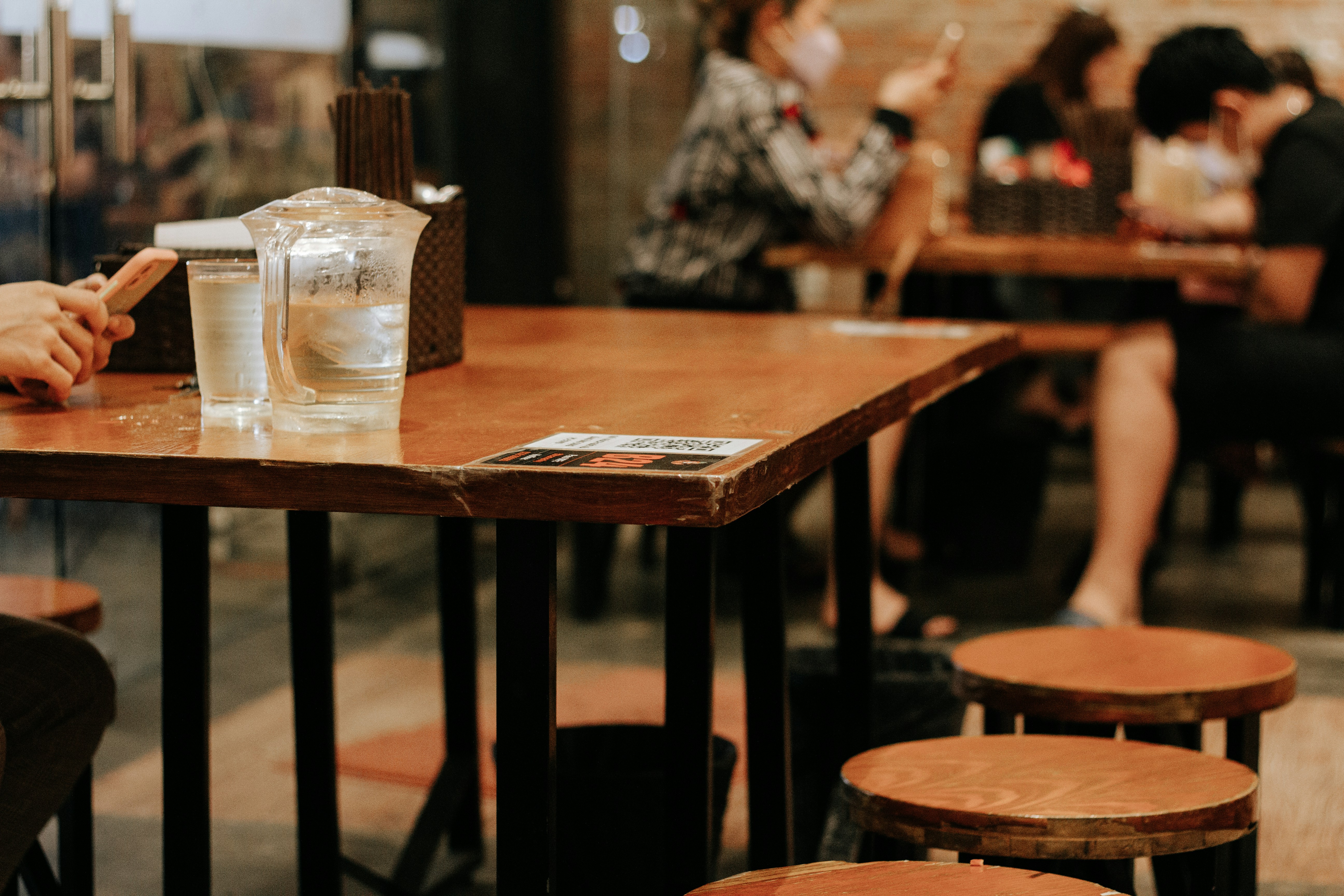 A person sitting at a table with a glass of water photo – Free Tabletop Image on Unsplash