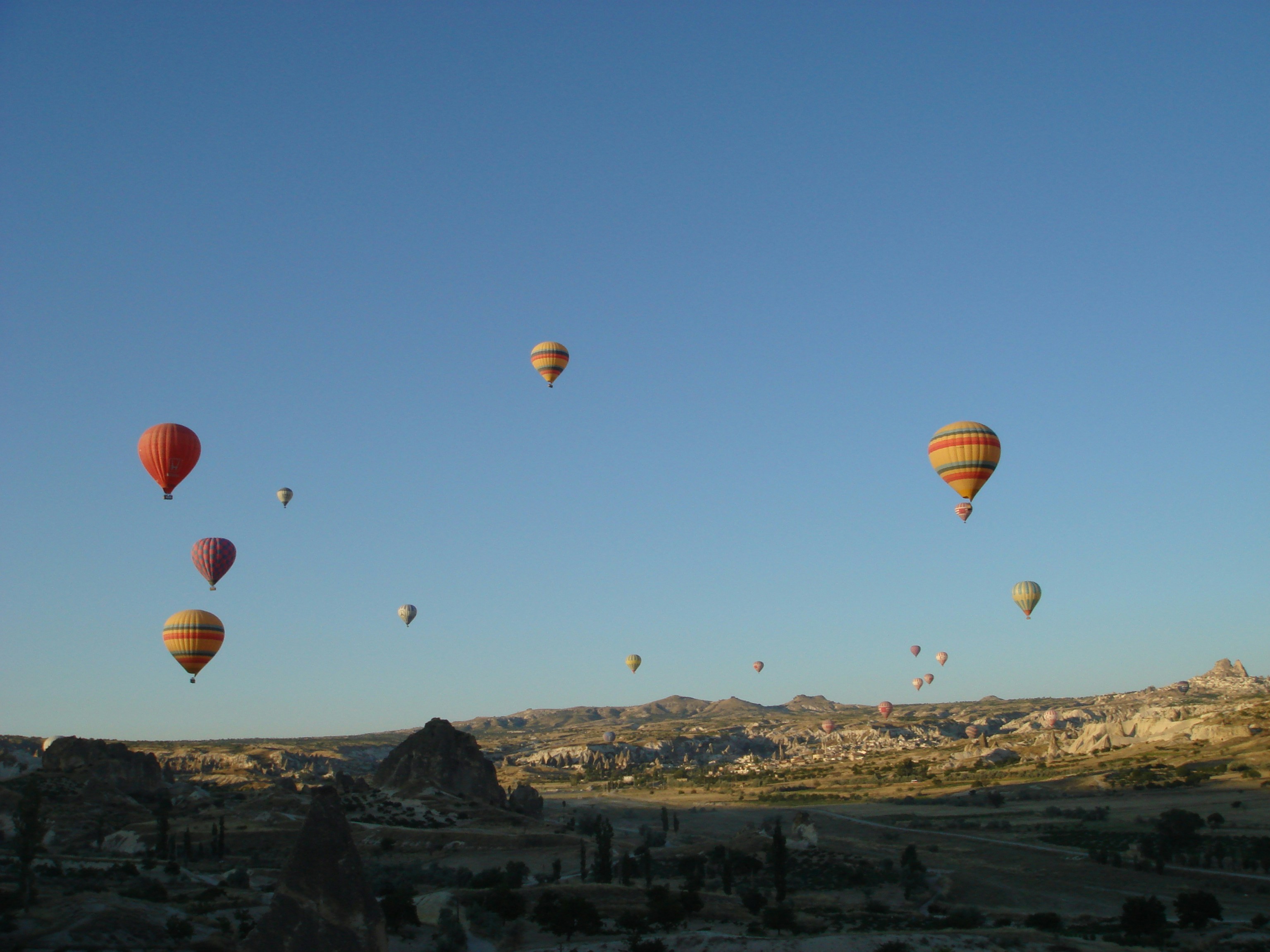 Foto Un grupo de globos aerostáticos volando en el cielo – Imagen ...