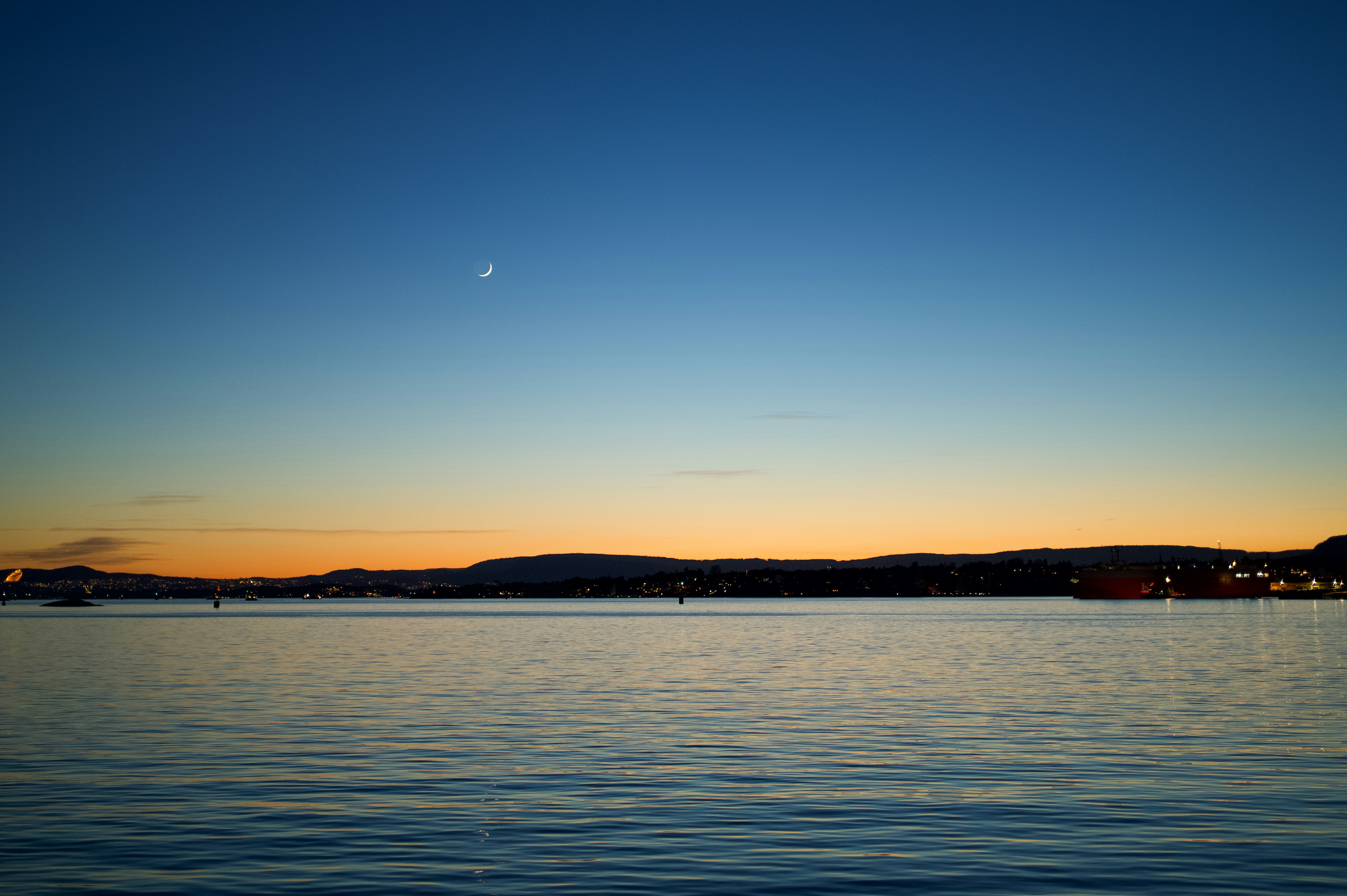 Um corpo de água com uma lua no céu foto – Imagem grátis sobre Oslo na ...