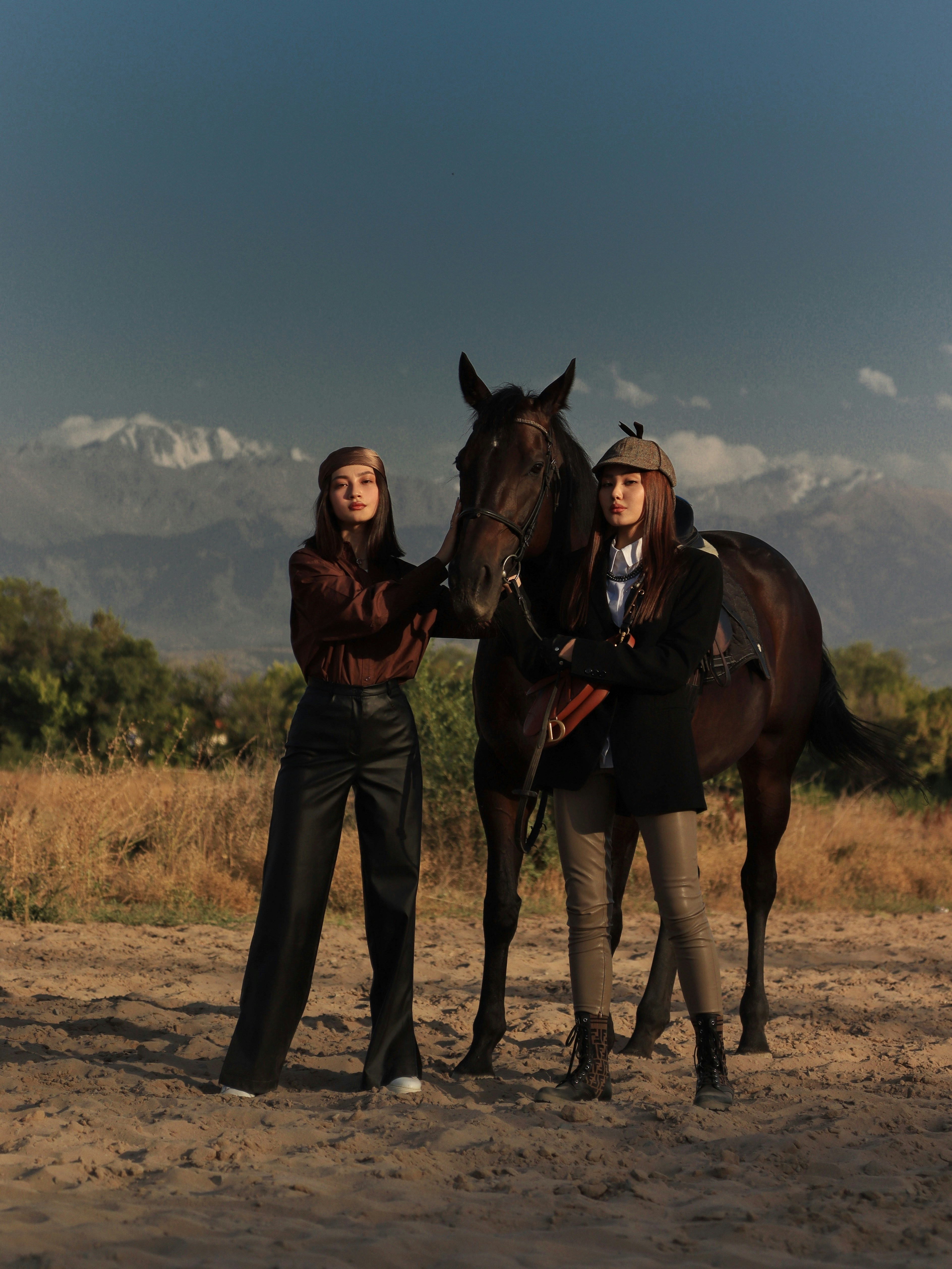 Un groupe de personnes debout à côté d’un cheval photo – Photo Humain ...