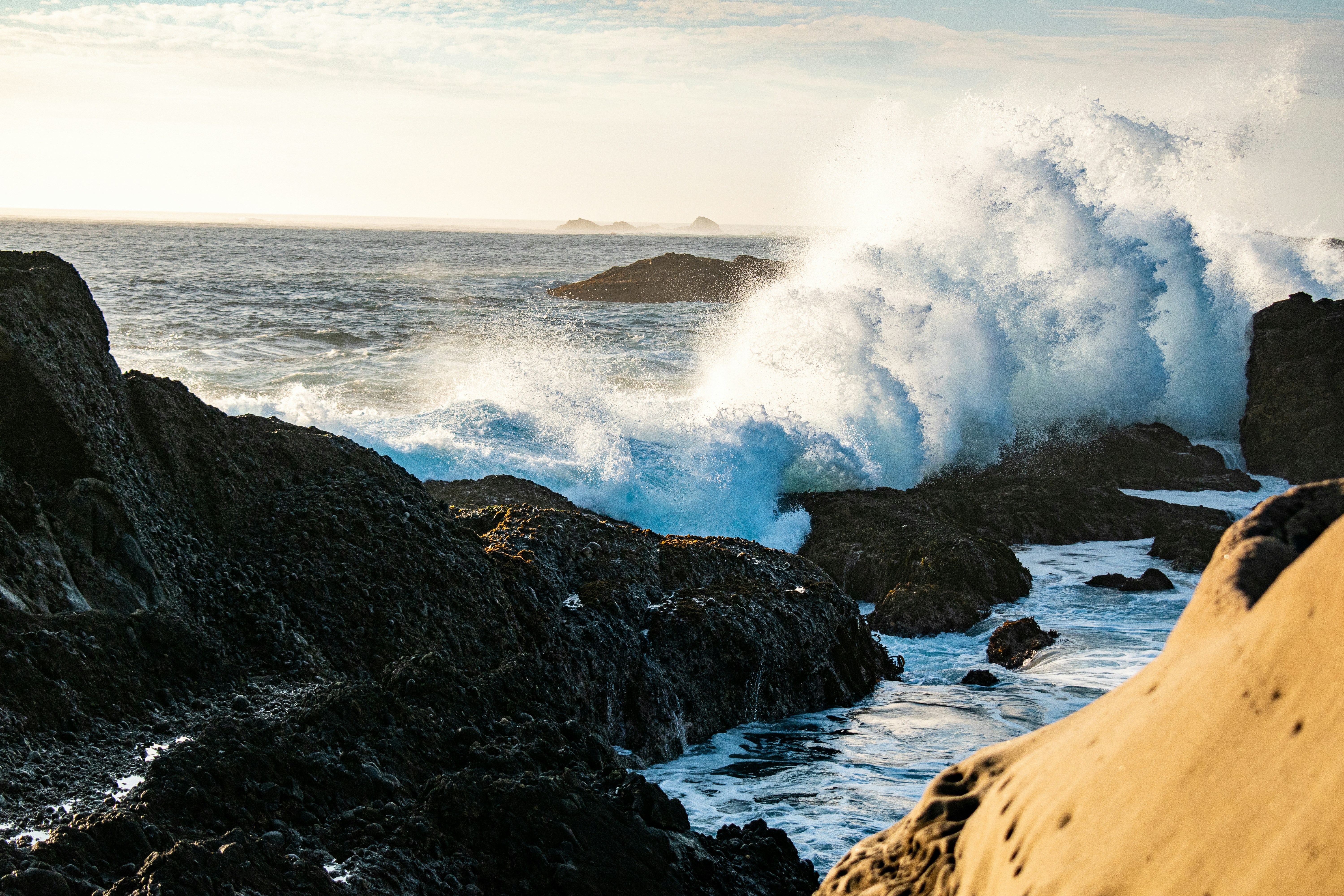 Une grosse vague s’écrasant sur un rivage rocheux photo – Photo L'eau ...
