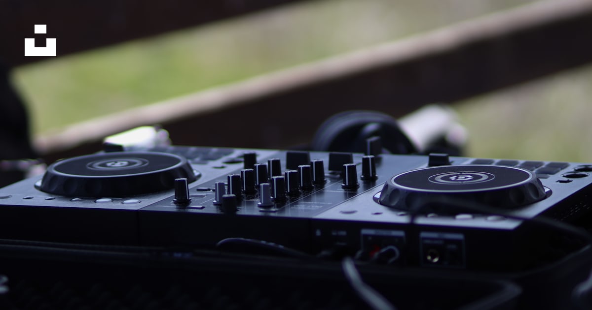나무 벤치 위에 앉아있는 Dj 장비 사진 Unsplash의 무료 디제이 이미지