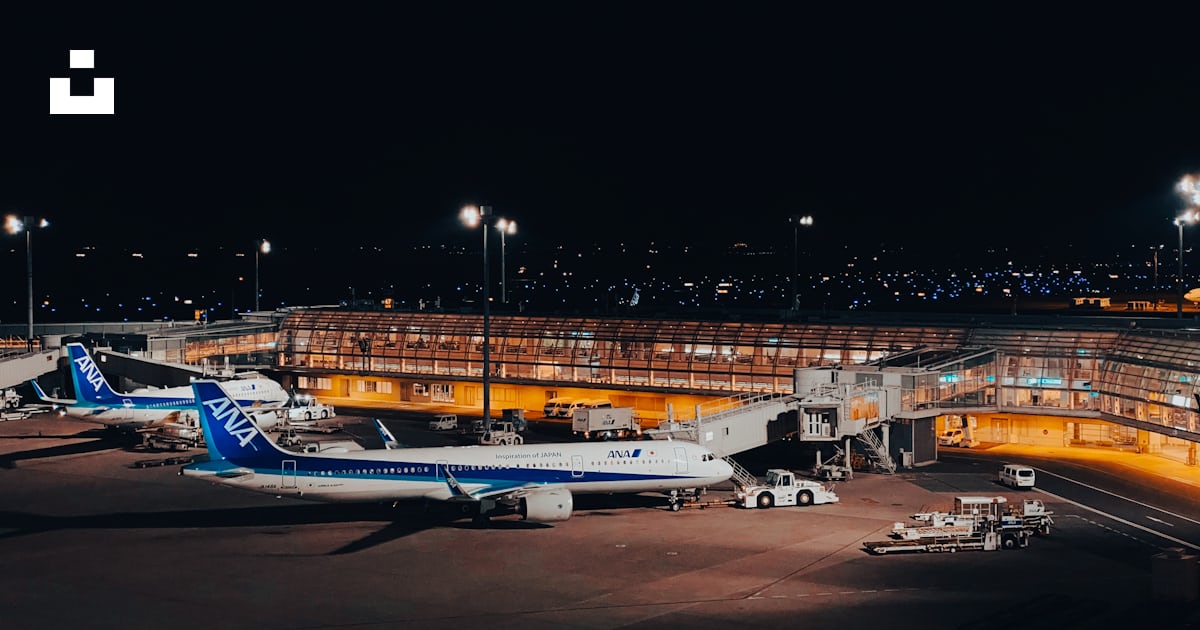 공항 활주로 위에 앉아 있는 대형 제트 여객기 사진 Unsplash의 무료 도쿄 이미지