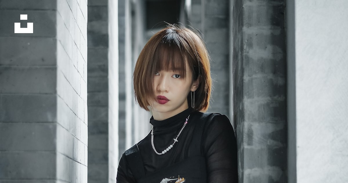 검은 옷을 입은 여자가 사진을 위해 포즈를 취하고 있다 사진 Unsplash의 무료 유행 이미지