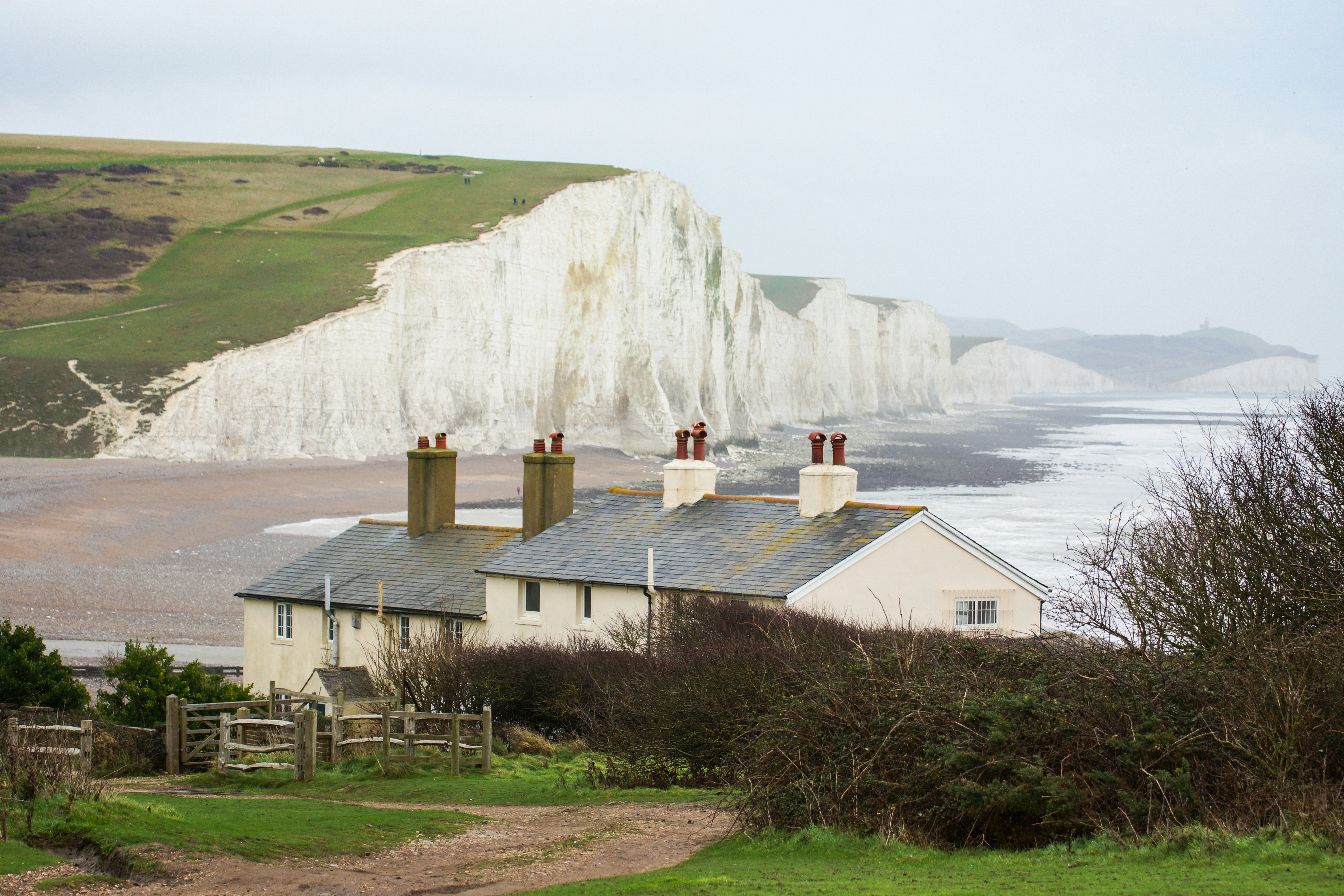 Une maison sur une colline surplombant l’océan photo – Photo Littoral ...