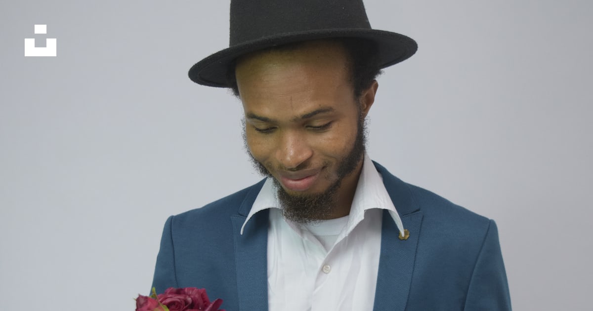 Foto Un Hombre Con Traje Y Sombrero Sosteniendo Un Ramo De Flores
