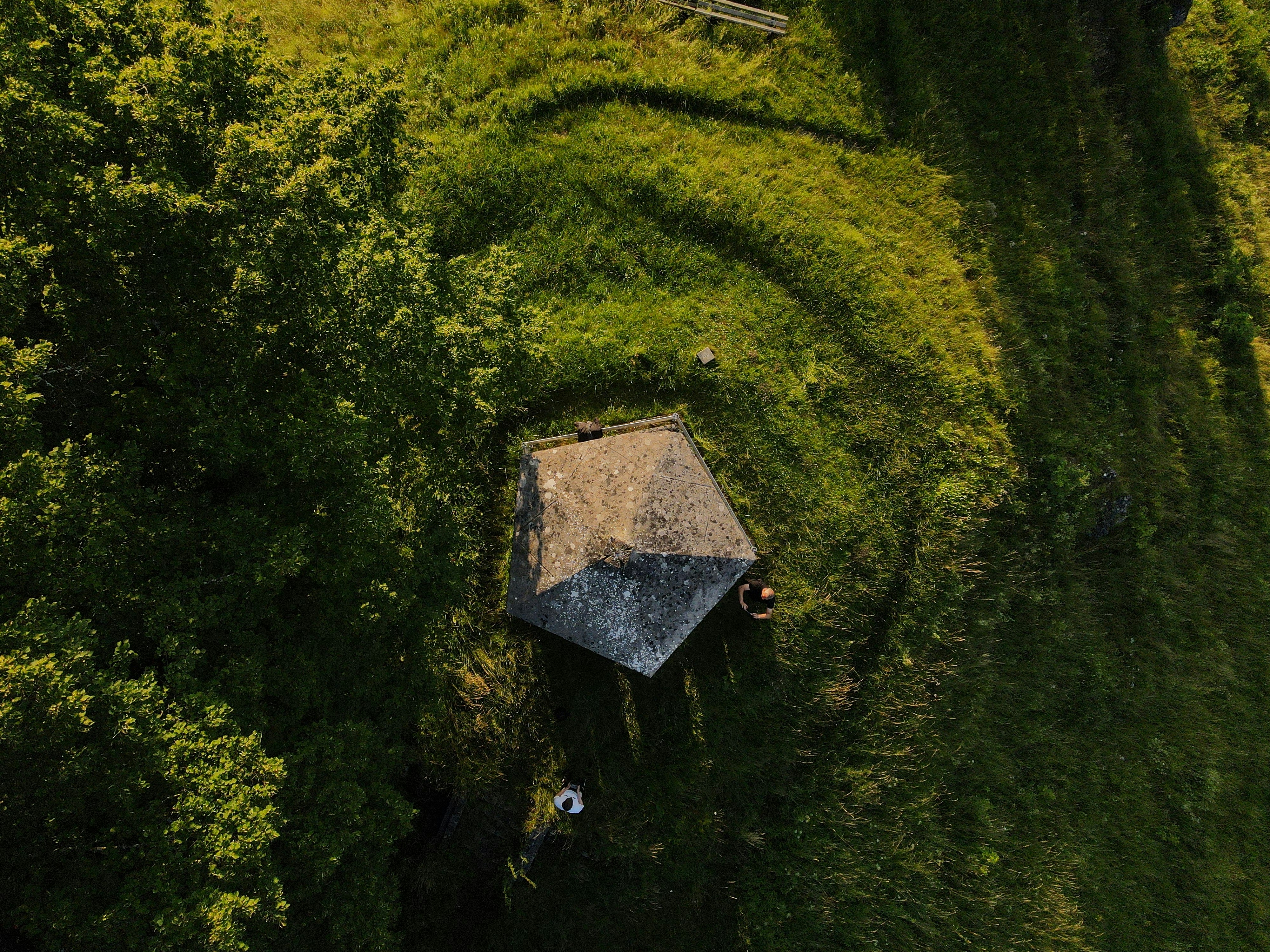 Vue aérienne d’une cabane au milieu d’un champ photo – Photo La nature ...