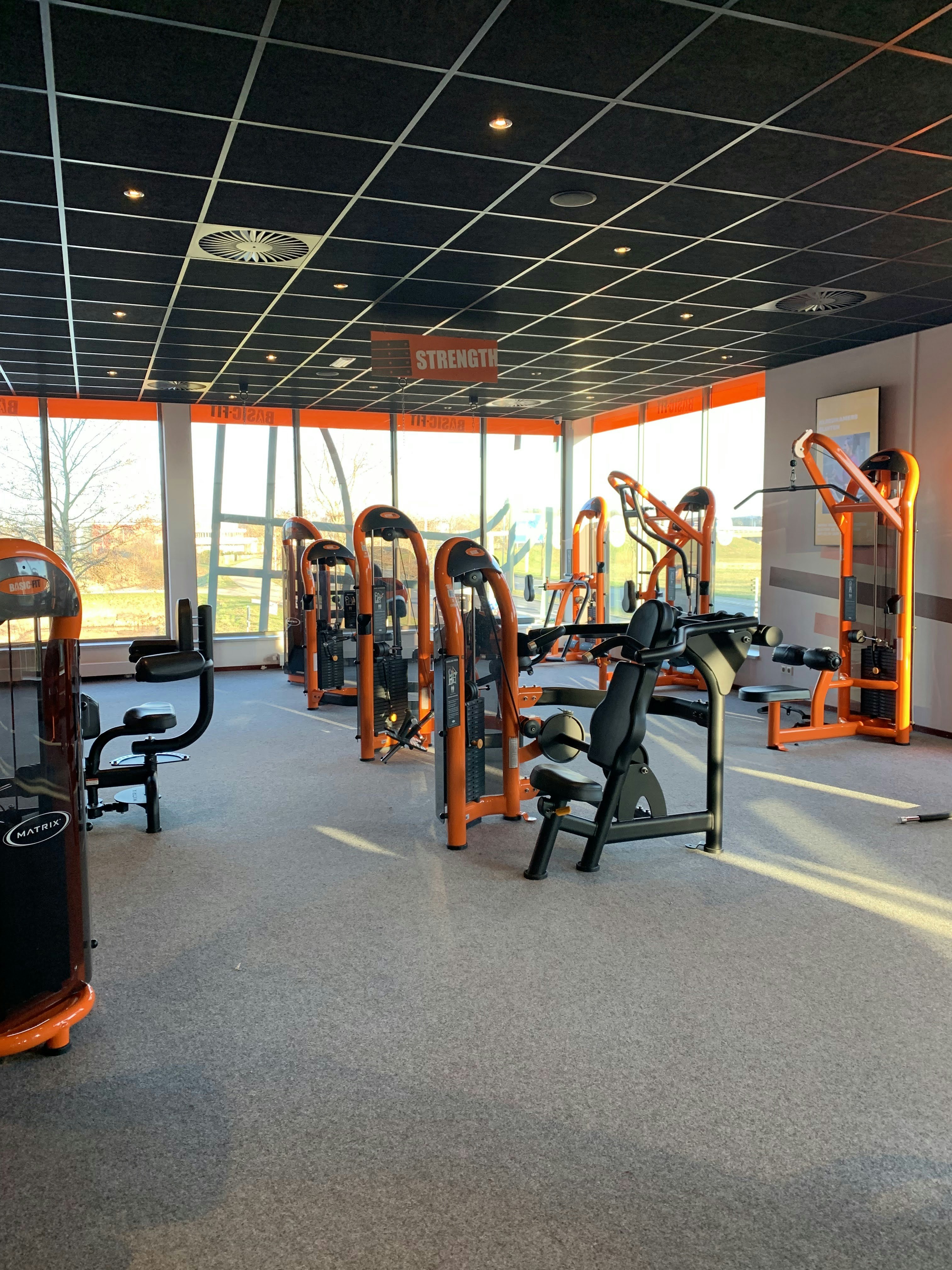 A gym with a lot of exercise equipment photo – Free Bus Image on Unsplash